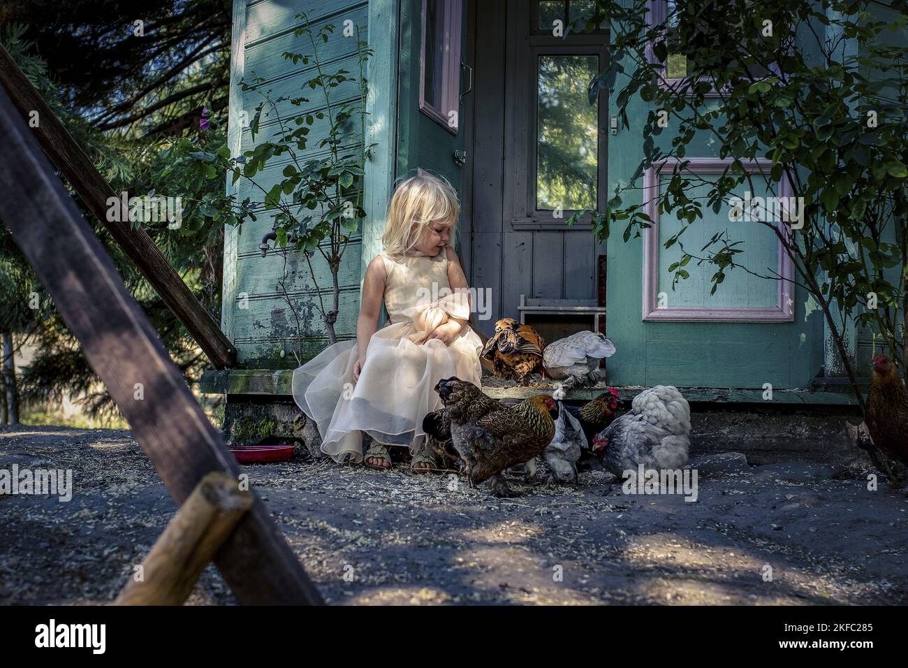 Girls eating chicken hi-res stock photography and images - Alamy