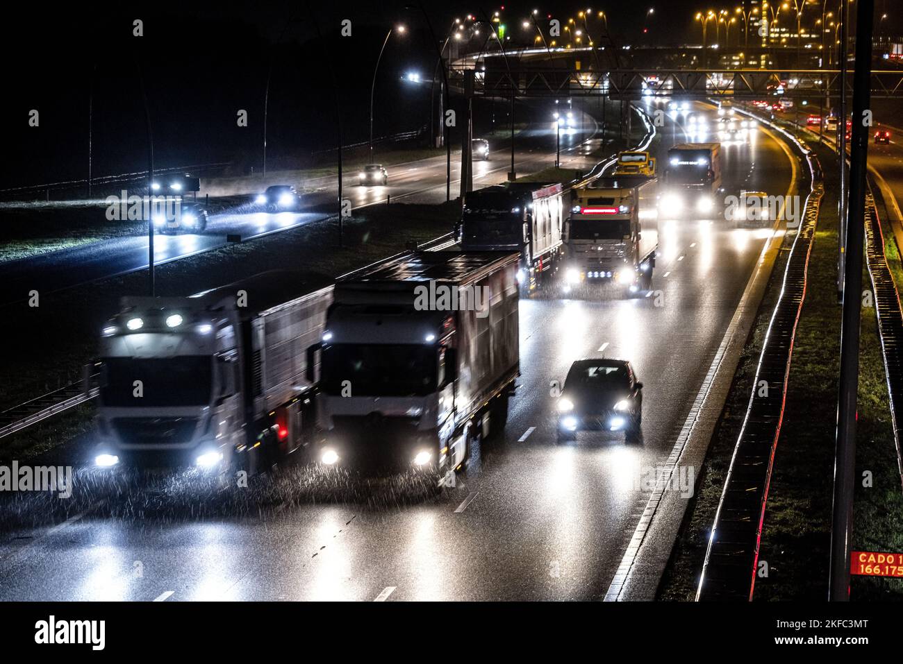 EINDHOVEN - Crowds on the A2 motorway near Eindhoven. Rijkswaterstaat ...