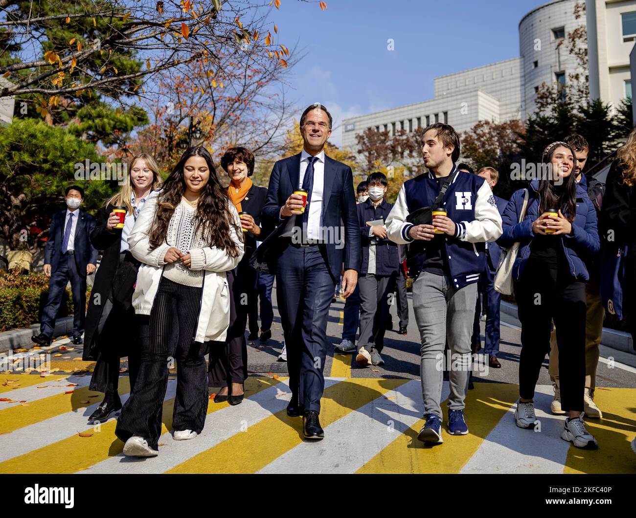 SEOUL - Prime Minister Mark Rutte during a walk with Dutch students ...