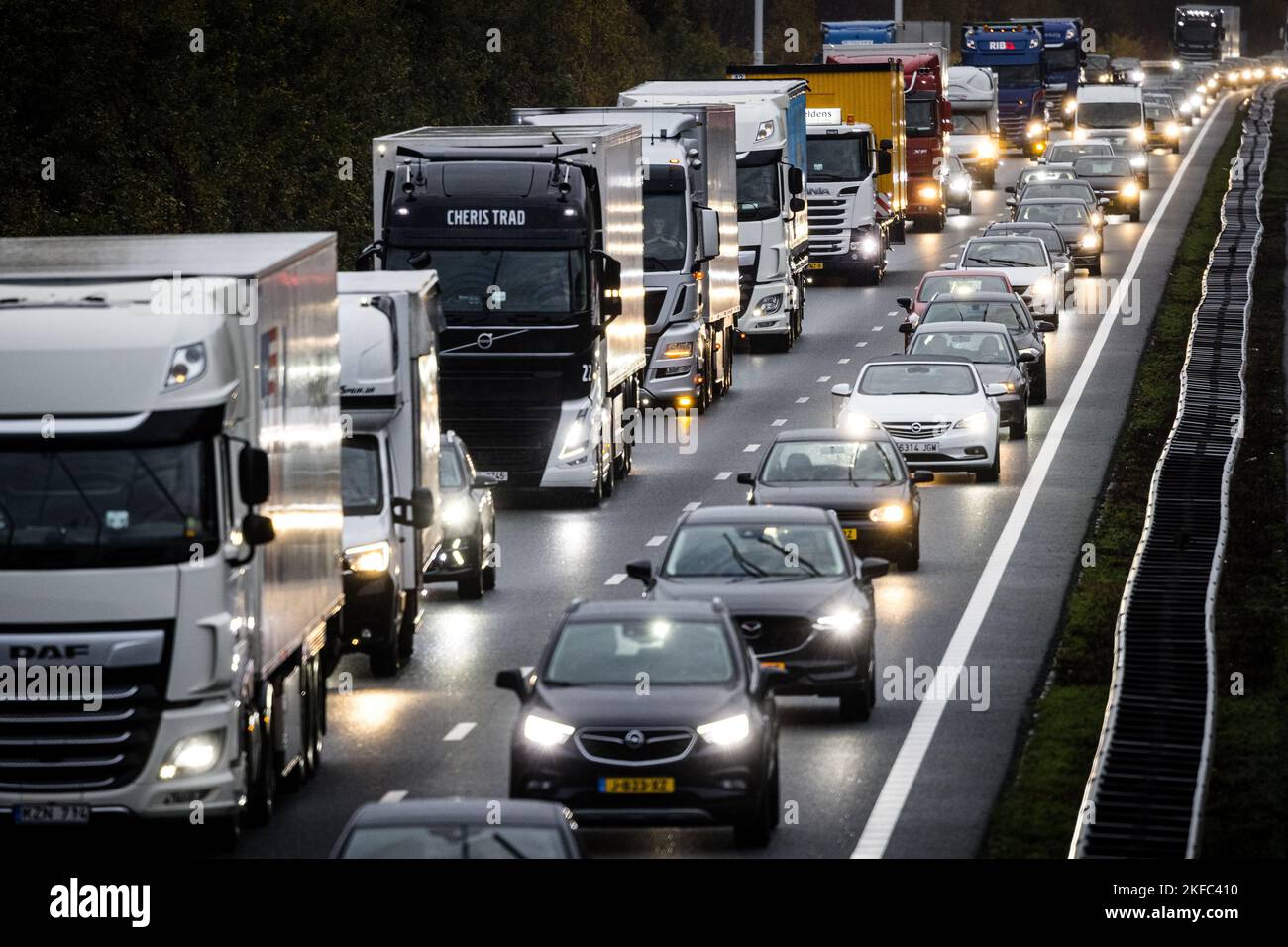 EINDHOVEN - Crowds on the A67 motorway near Eindhoven. Rijkswaterstaat ...