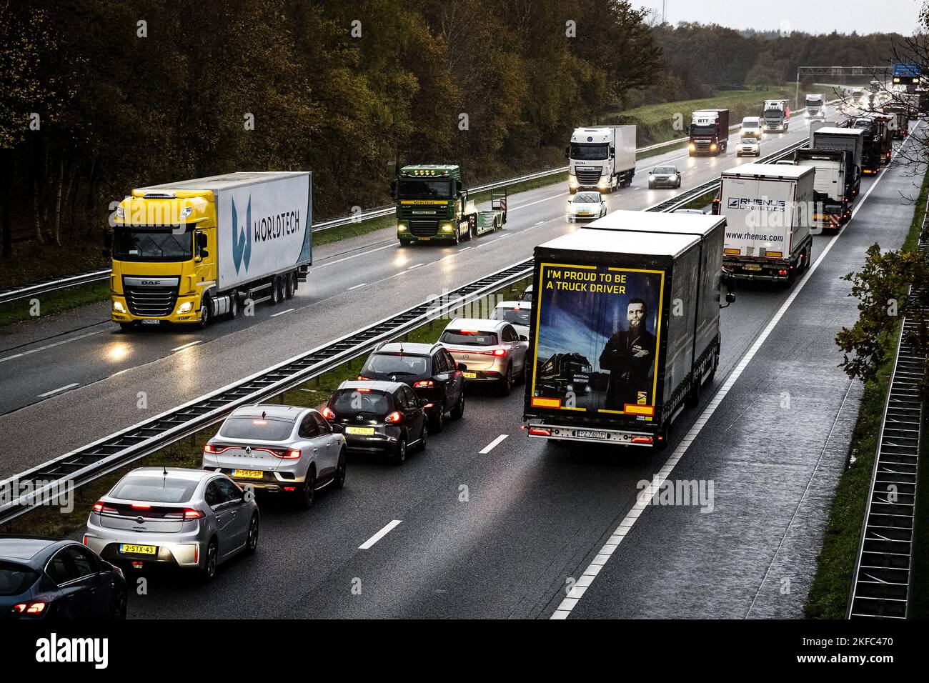 EINDHOVEN - Crowds on the A67 motorway near Eindhoven. Rijkswaterstaat ...