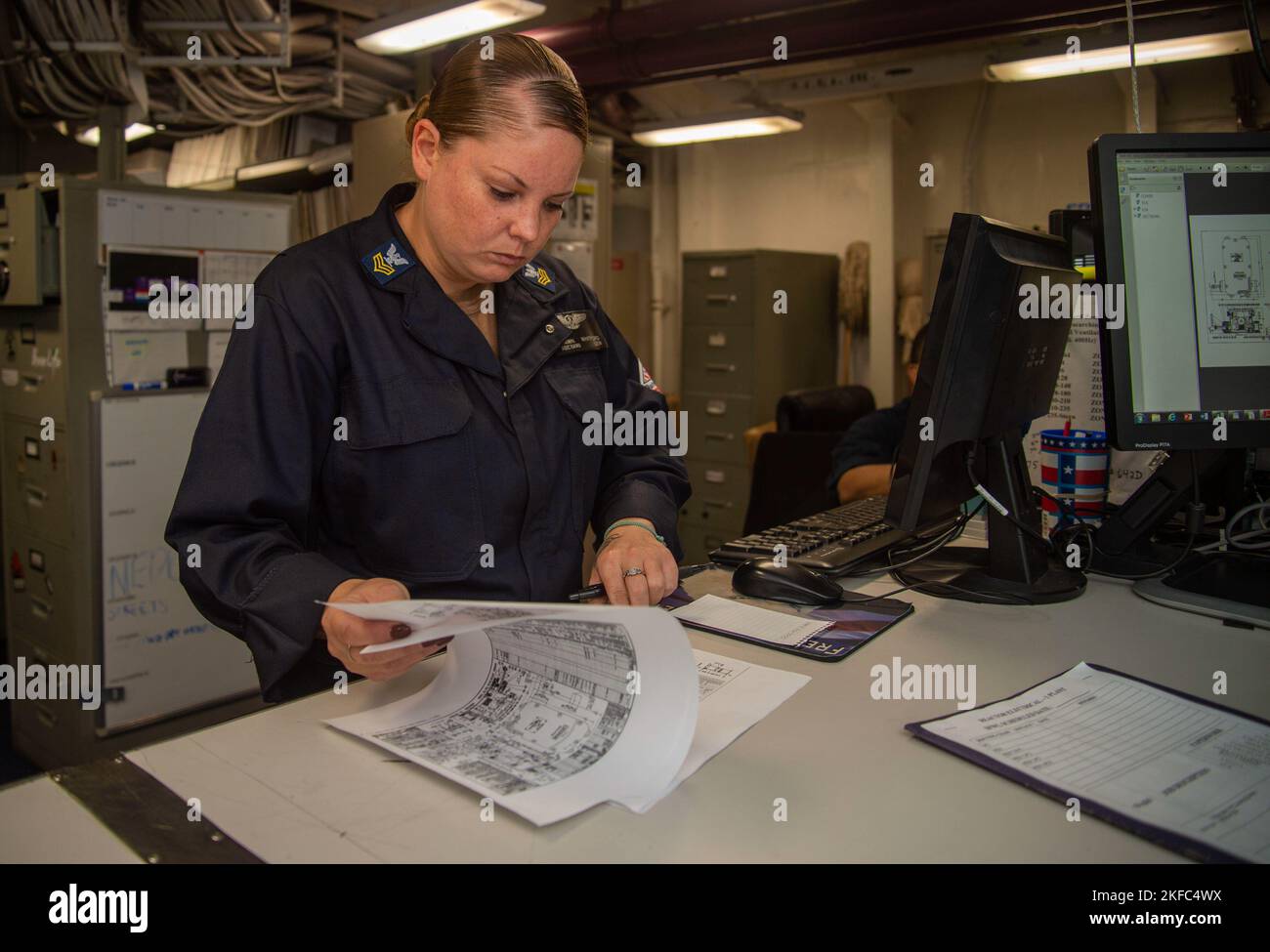 220906-N-CY569-1018 ATLANTIC OCEAN (Sep. 6, 2022) Aviation Boatswain's ...