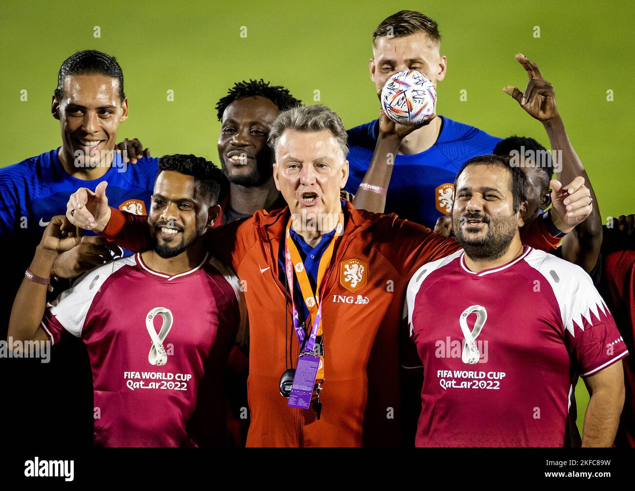 DOHA - Holland coach Louis van Gaal and the selection of the Orange ...