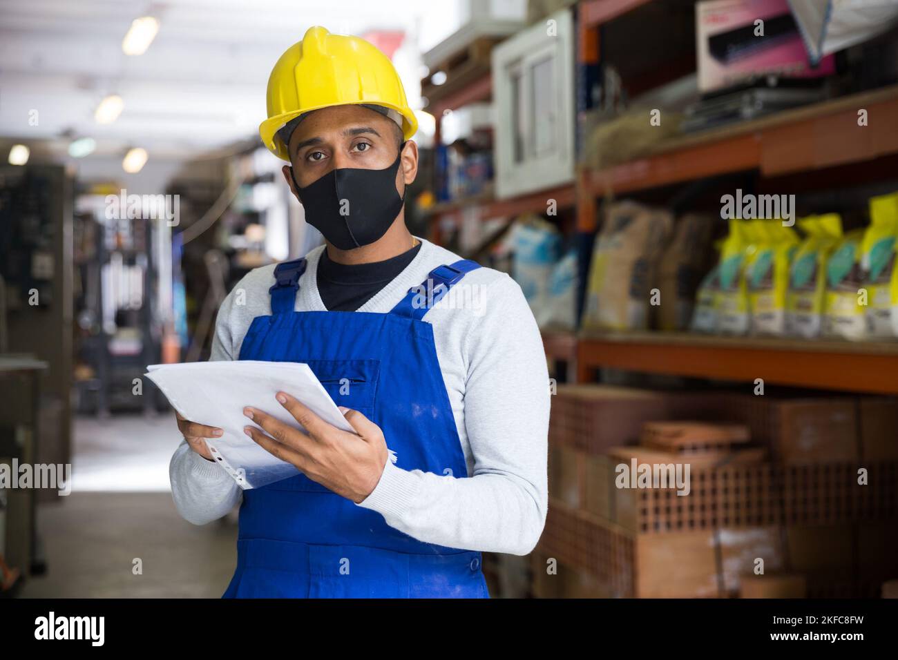 Manager supervising warehouse hi-res stock photography and images - Alamy