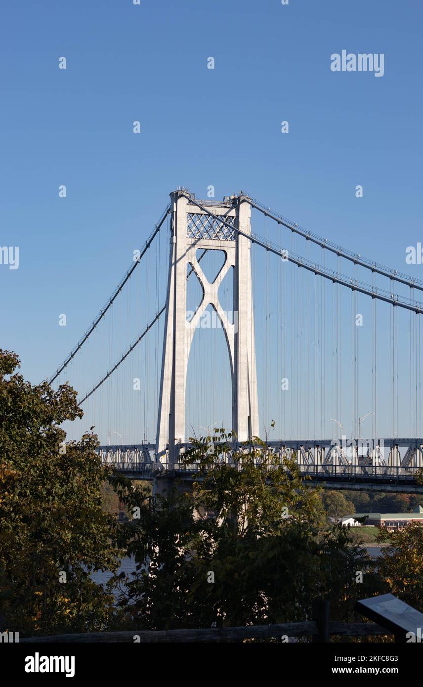 A vertical shot of the Franklin Delano Roosevelt Mid-Hudson Bridge. New ...
