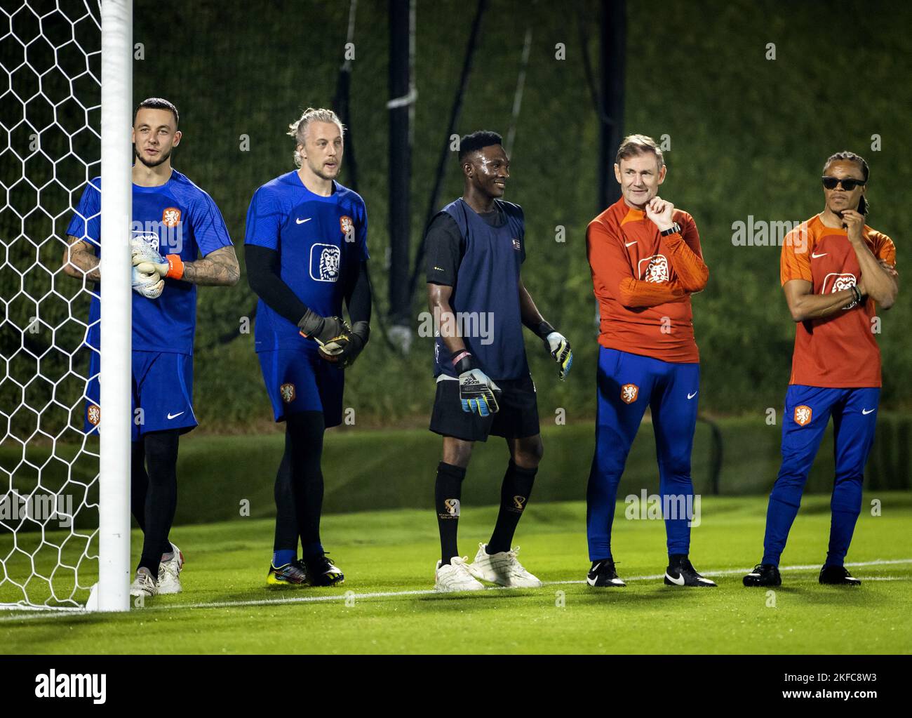 DOHA - Holland goalkeeper Justin Bijlow, Holland goalkeeper Remko ...