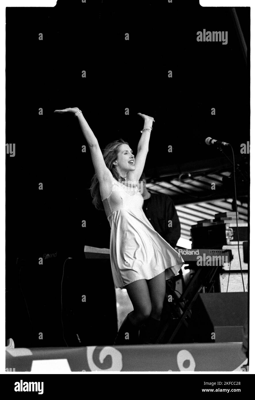SARAH CRACKNELL, SAINT ETIENNE, GLASTONBURY 94: Singer Sarah Cracknell ...