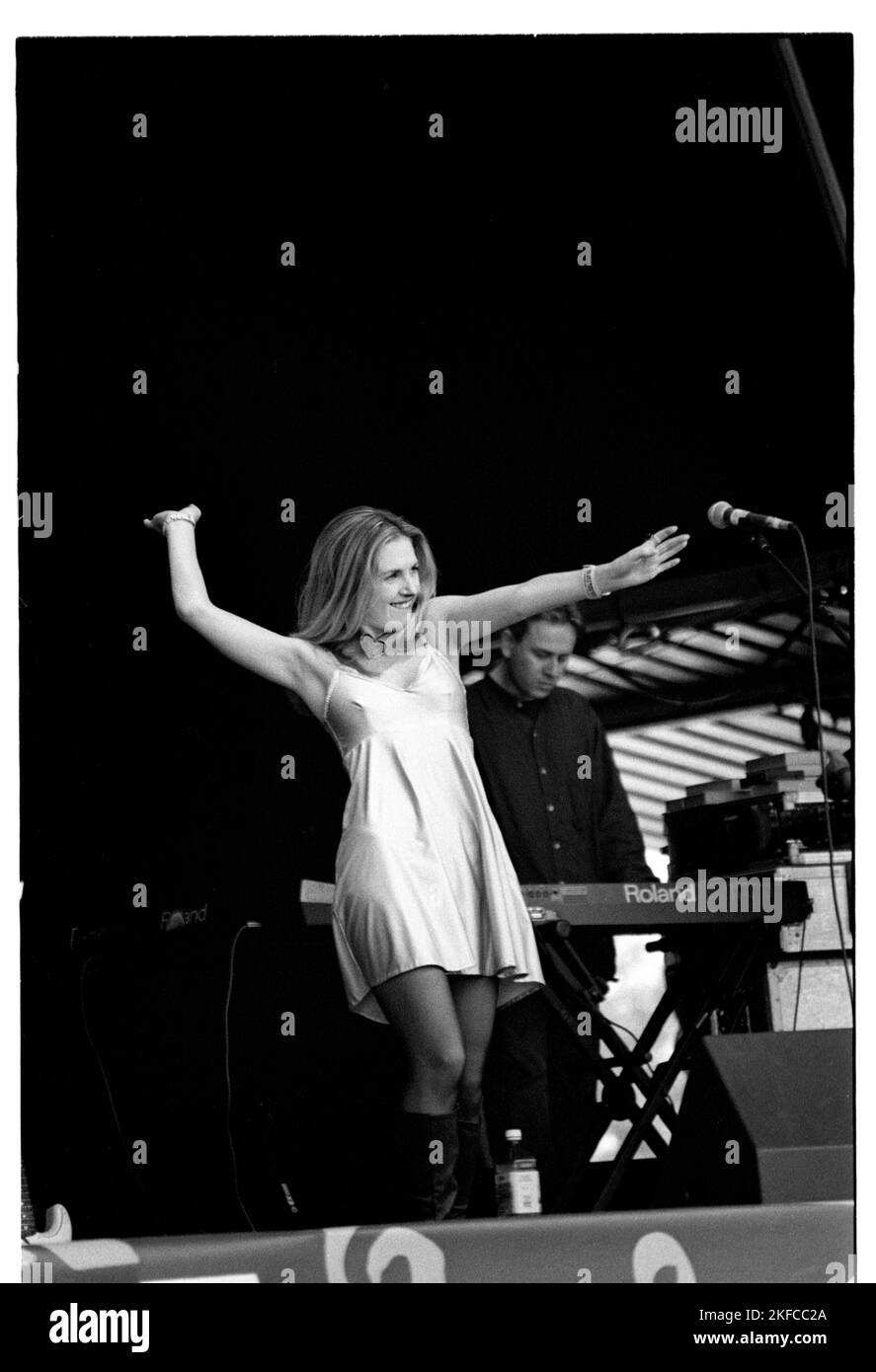 SARAH CRACKNELL, SAINT ETIENNE, GLASTONBURY 94: Singer Sarah Cracknell ...