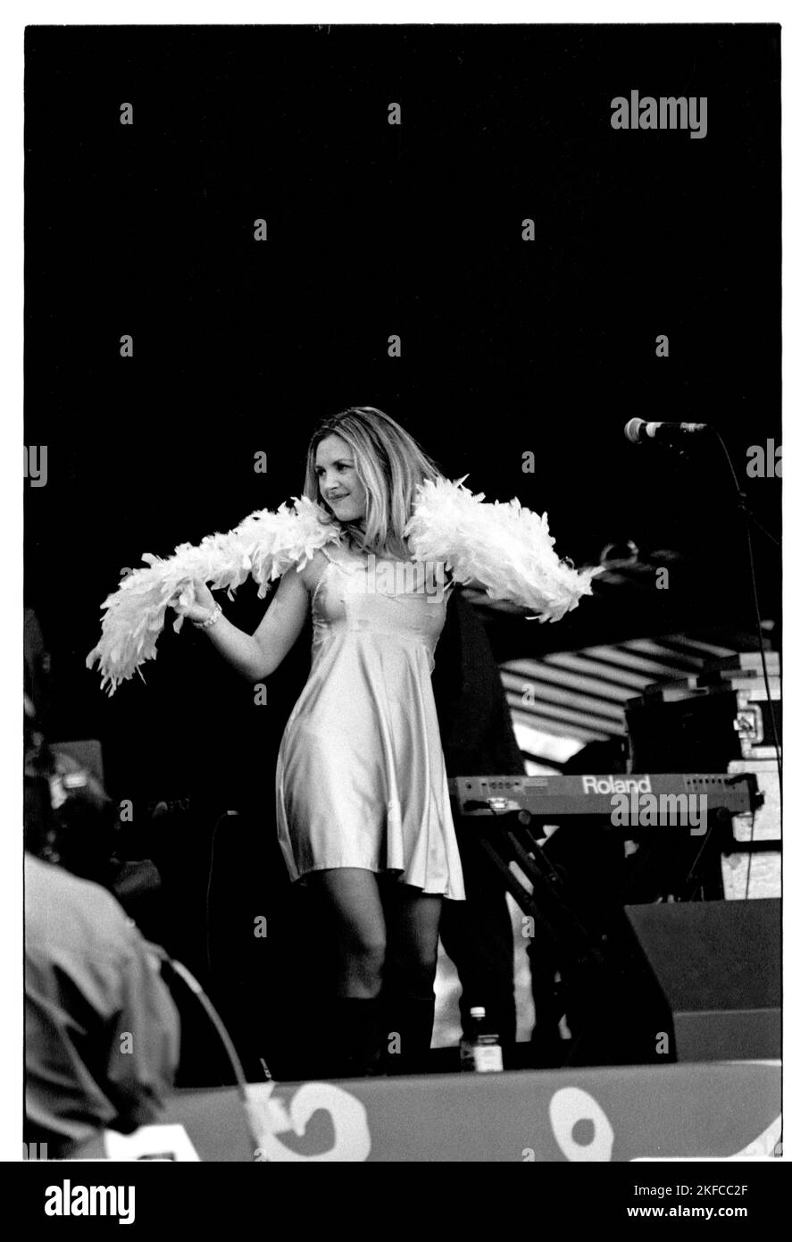 SARAH CRACKNELL, SAINT ETIENNE, GLASTONBURY 94: Singer Sarah Cracknell ...