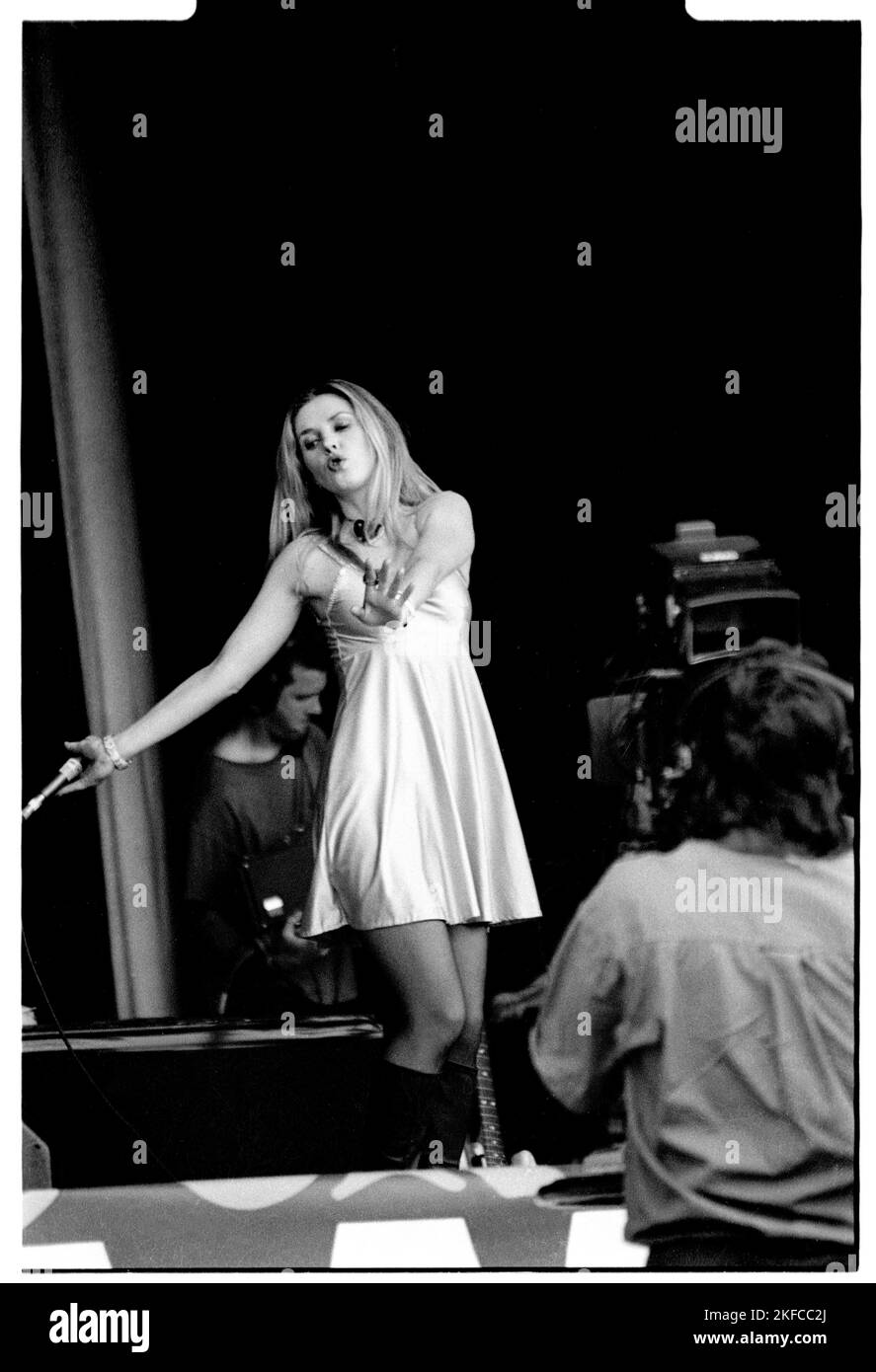 SARAH CRACKNELL, SAINT ETIENNE, GLASTONBURY 94: Singer Sarah Cracknell ...