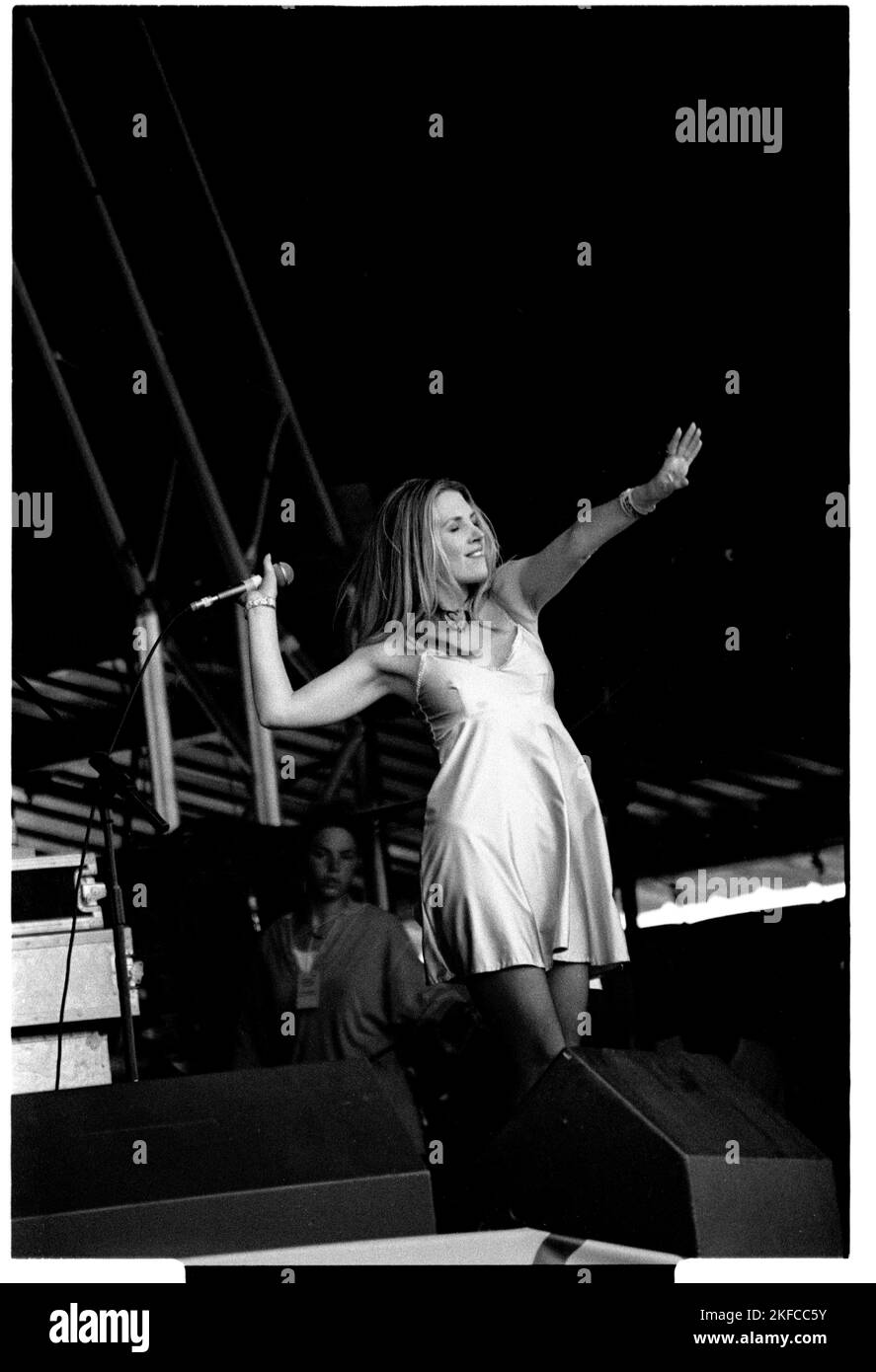 SARAH CRACKNELL, SAINT ETIENNE, GLASTONBURY 94: Singer Sarah Cracknell ...