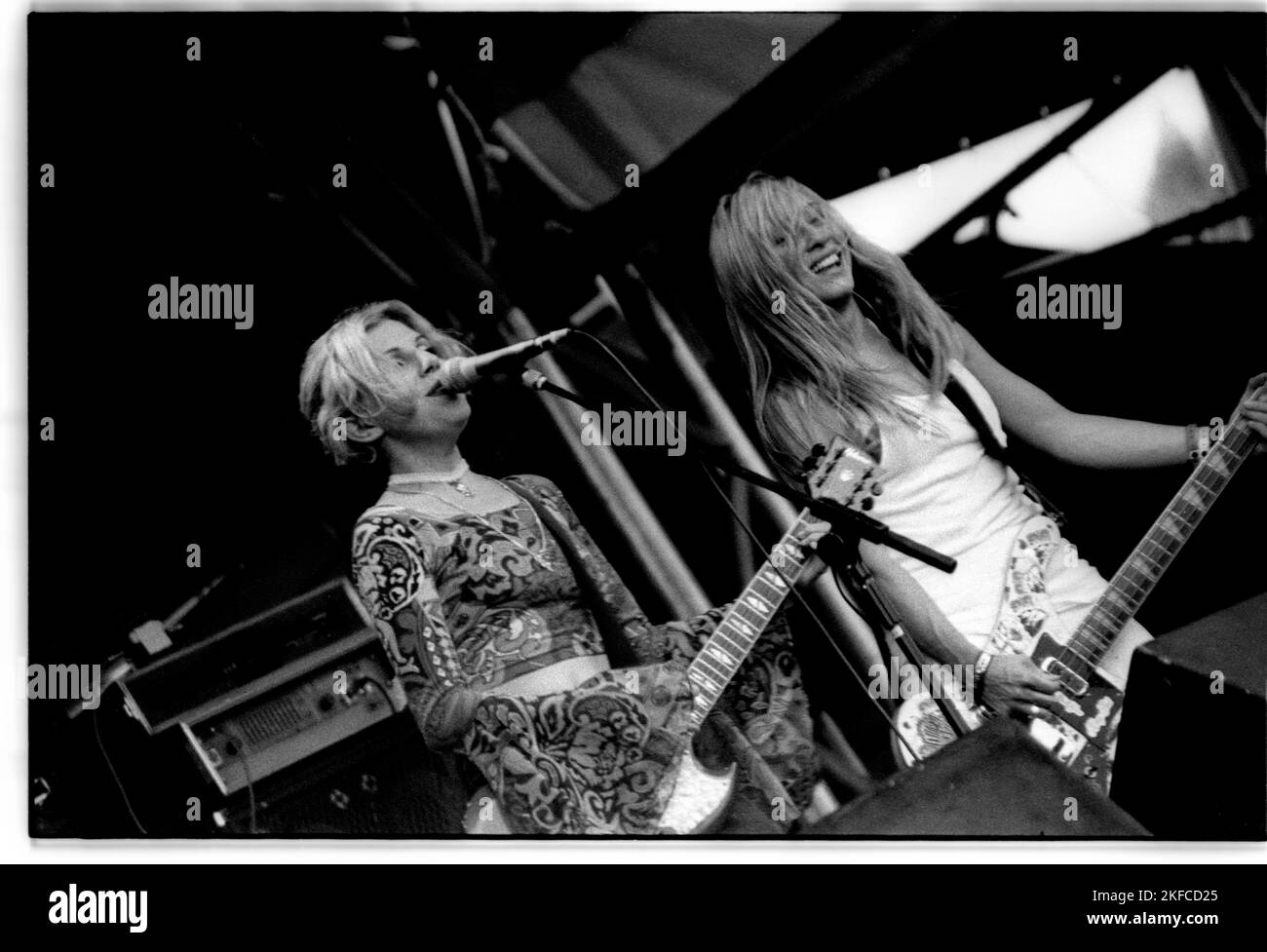 BELLY, GLASTONBURY FESTIVAL, 1993: Singer and guitarist Tanya Donelly ...