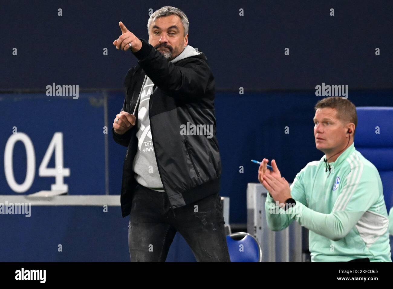 GELSENKIRCHEN - FC Schalke 04 trainer coach Thomas Reis during the ...