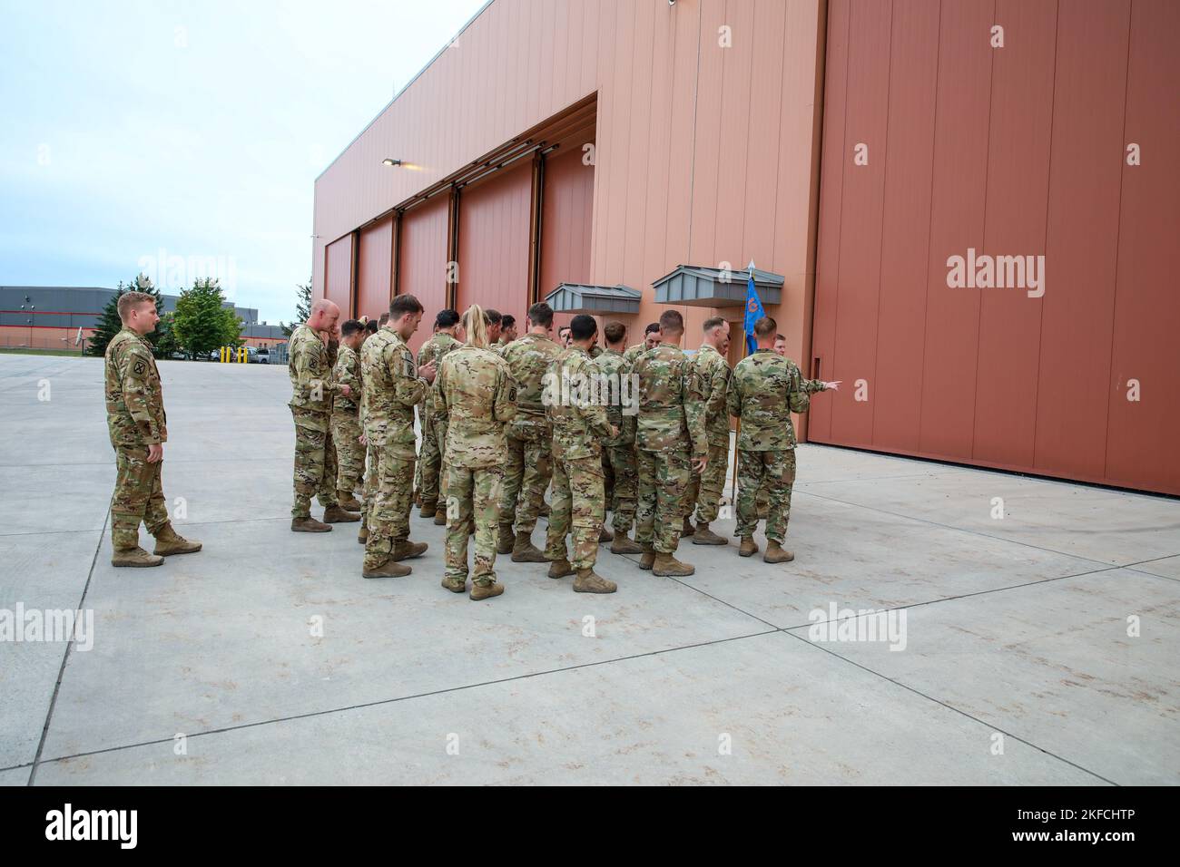 U.S. Army Soldiers assigned to Alpha Co., 2-10 Assault Helicopter ...