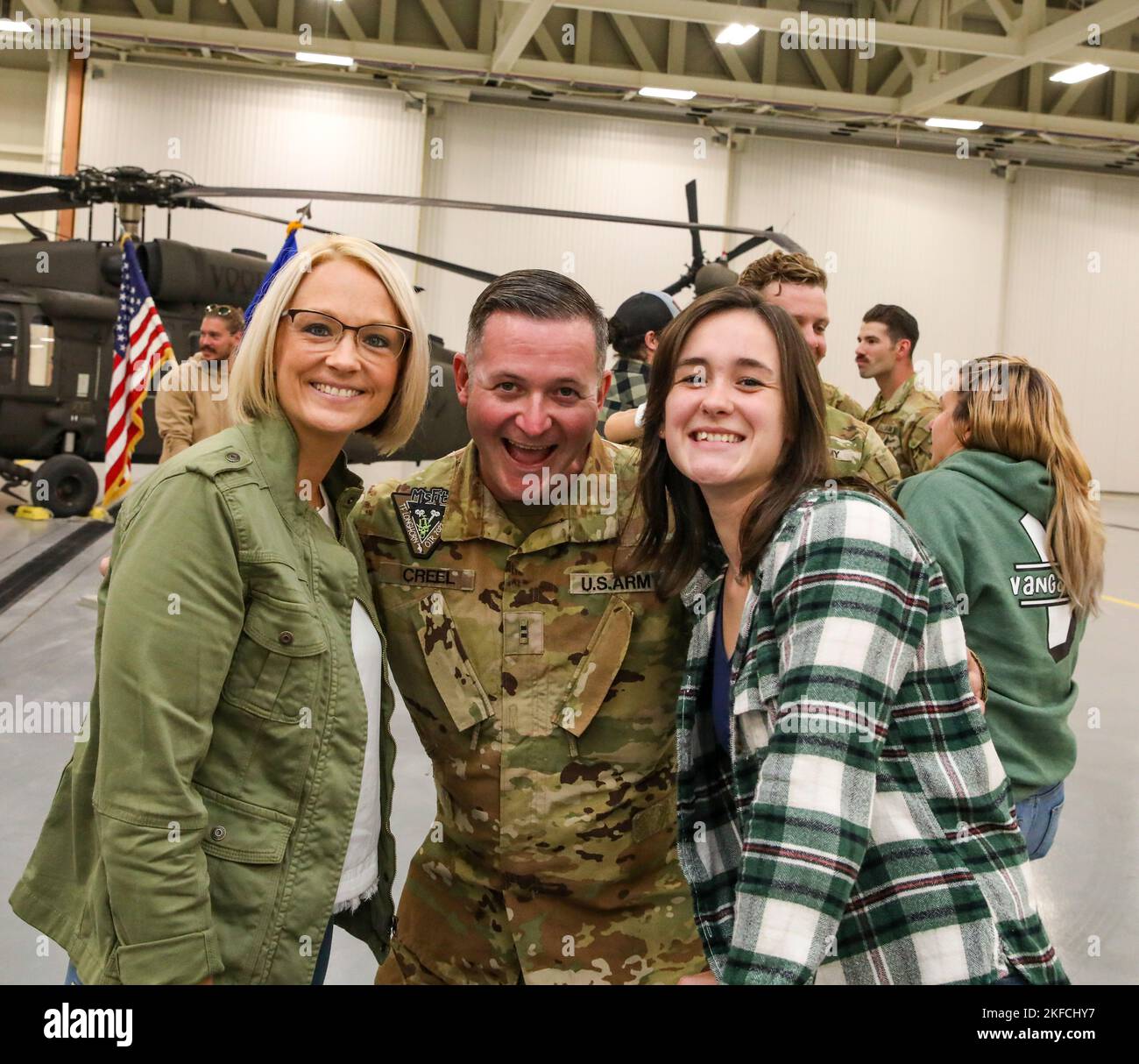 U.S. Army Soldiers assigned to Alpha Co., 2-10 Assault Helicopter ...