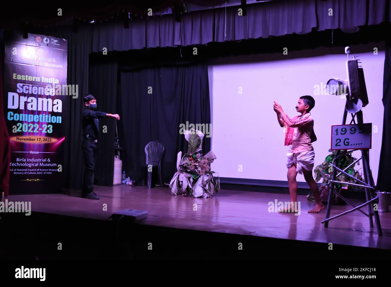 Kolkata, India. 17th Nov, 2022. School students of the 'Upgraded High ...