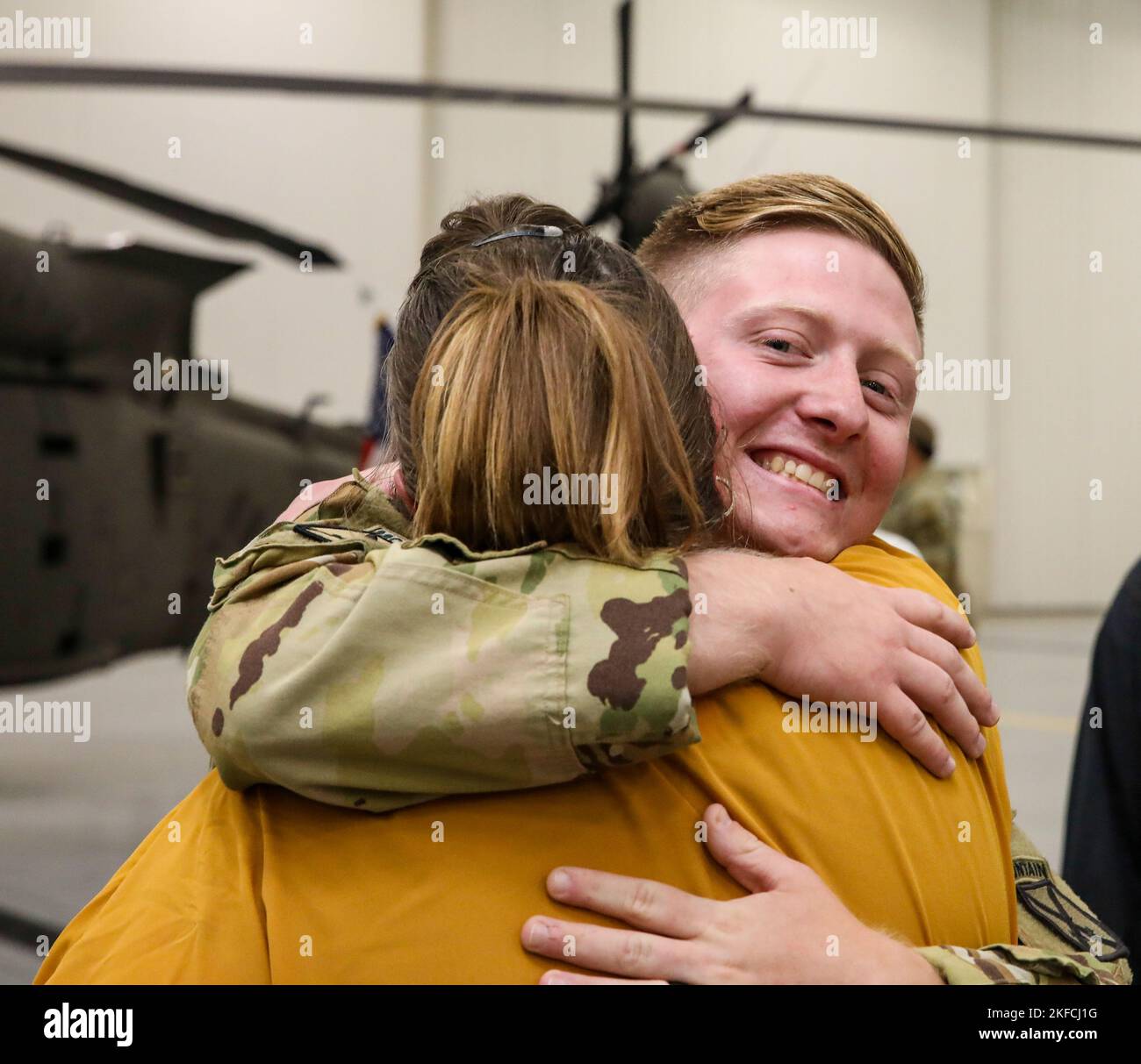 U.S. Army Soldiers assigned to Alpha Co., 2-10 Assault Helicopter ...