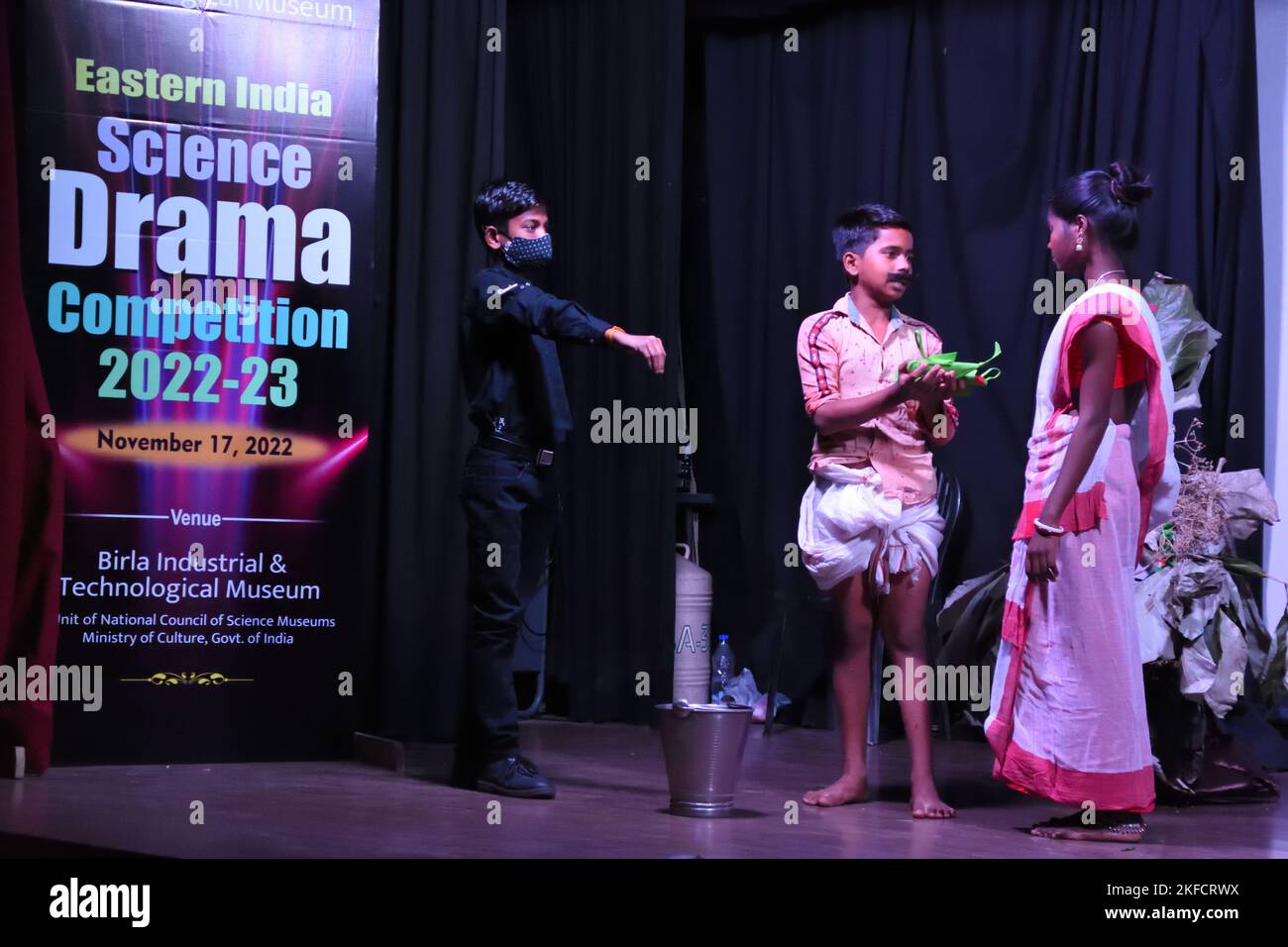 Kolkata, West Bengal, India. 17th Nov, 2022. School students of the ...