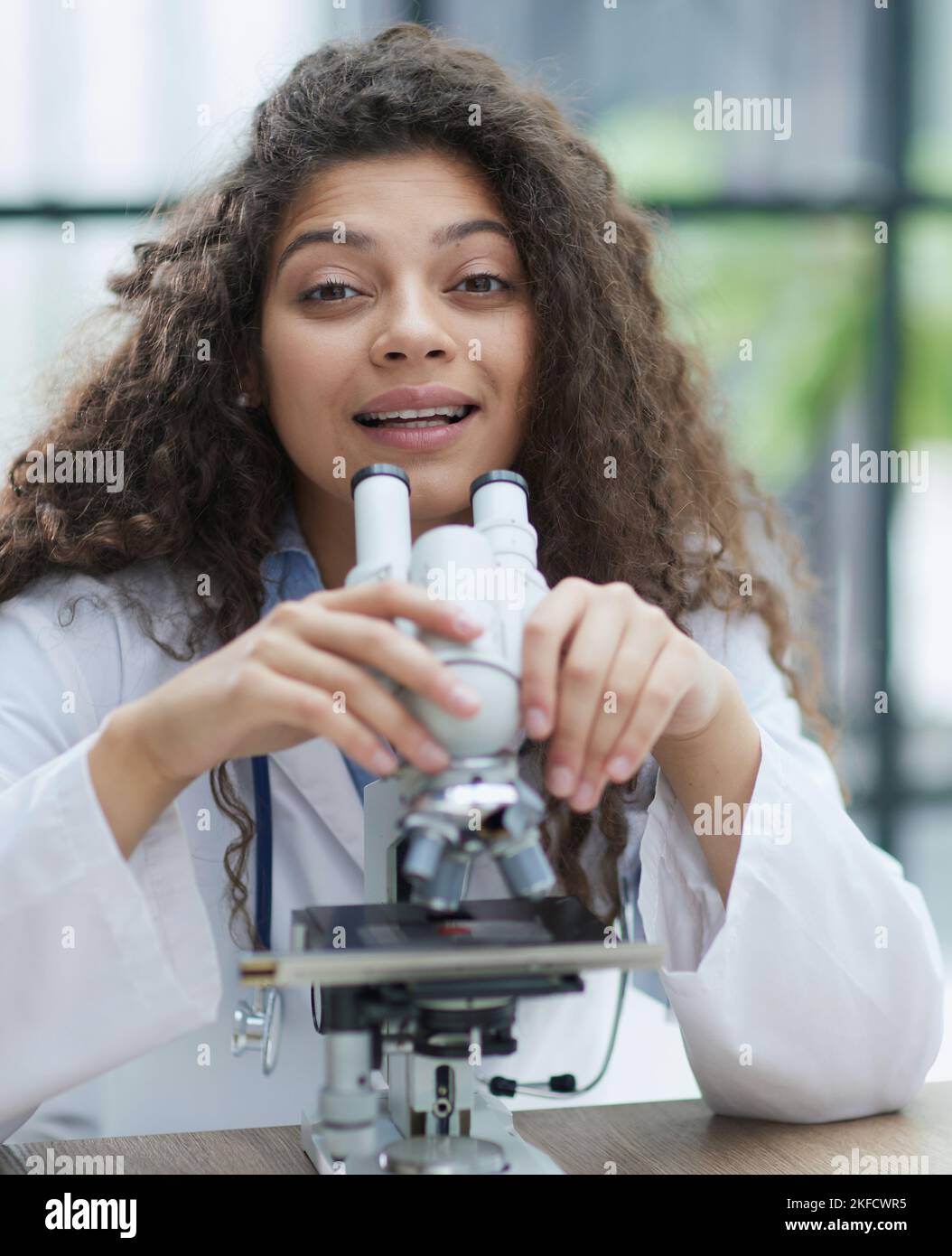 Female scientist researcher conducting an experiment in a labora Stock ...