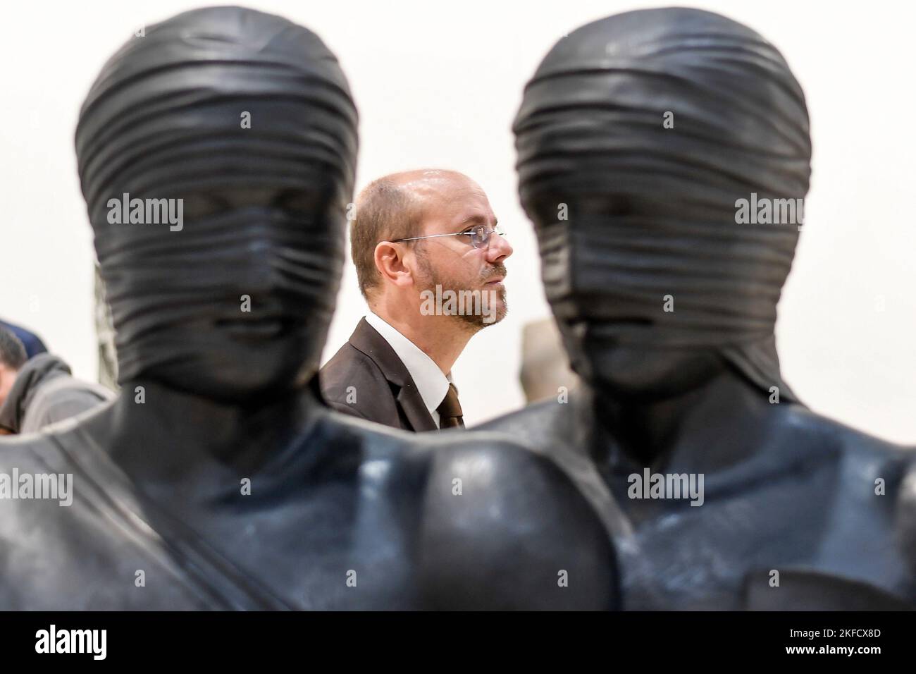 Roma, Italy. 17th Nov, 2022. A man is seen behind the work 'Cacciatori ...