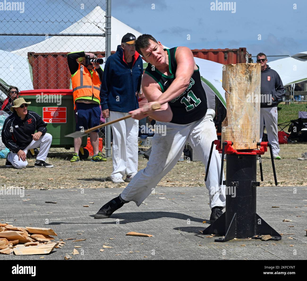Wood chopping competition hi-res stock photography and images - Alamy