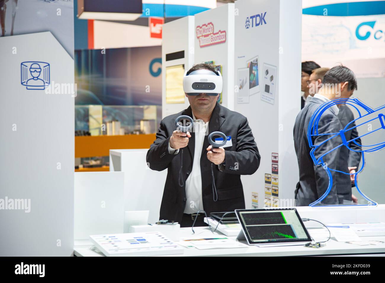 TDK bei der Electronica / Semicon Europa Messe, der Weltleitmesse und Konferenz der Elektronik ...