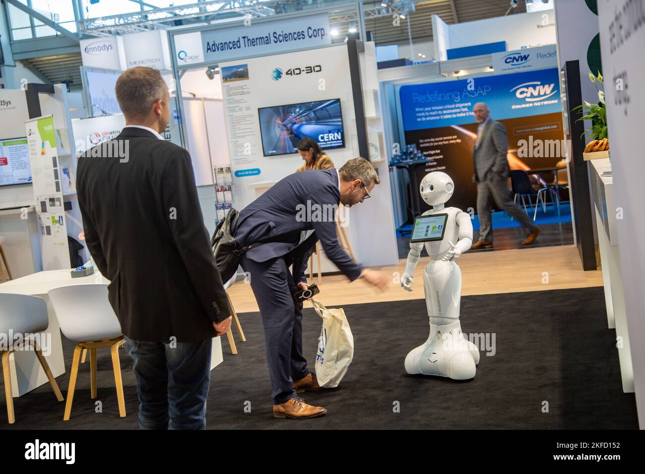 Munich, Germany. 17th Nov, 2022. Mann spricht mit Roboter bei der ...