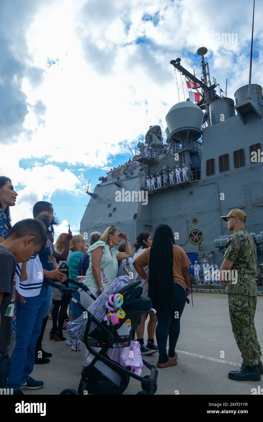 NORFOLK (Sept. 8, 2022) Family and friends of Sailors aboard the USS ...