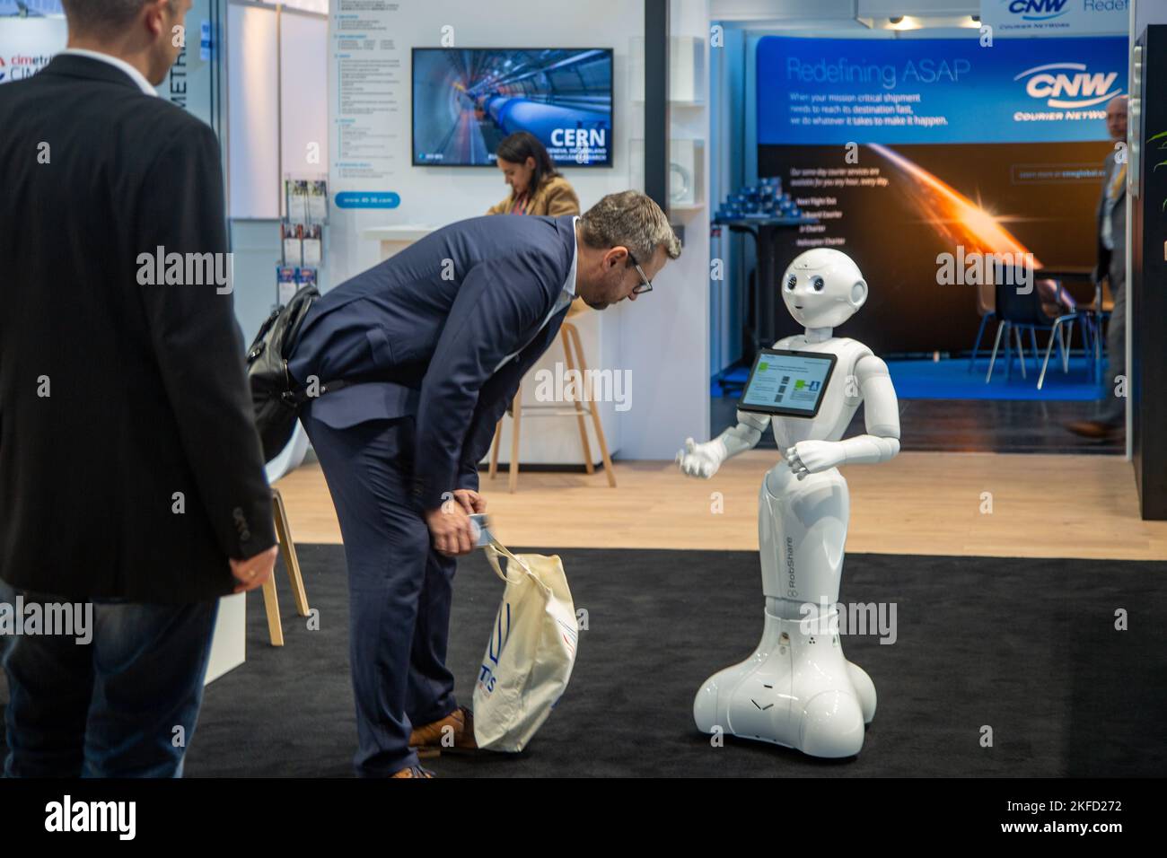 Munich, Germany. 17th Nov, 2022. Mann spricht mit Roboter bei der ...