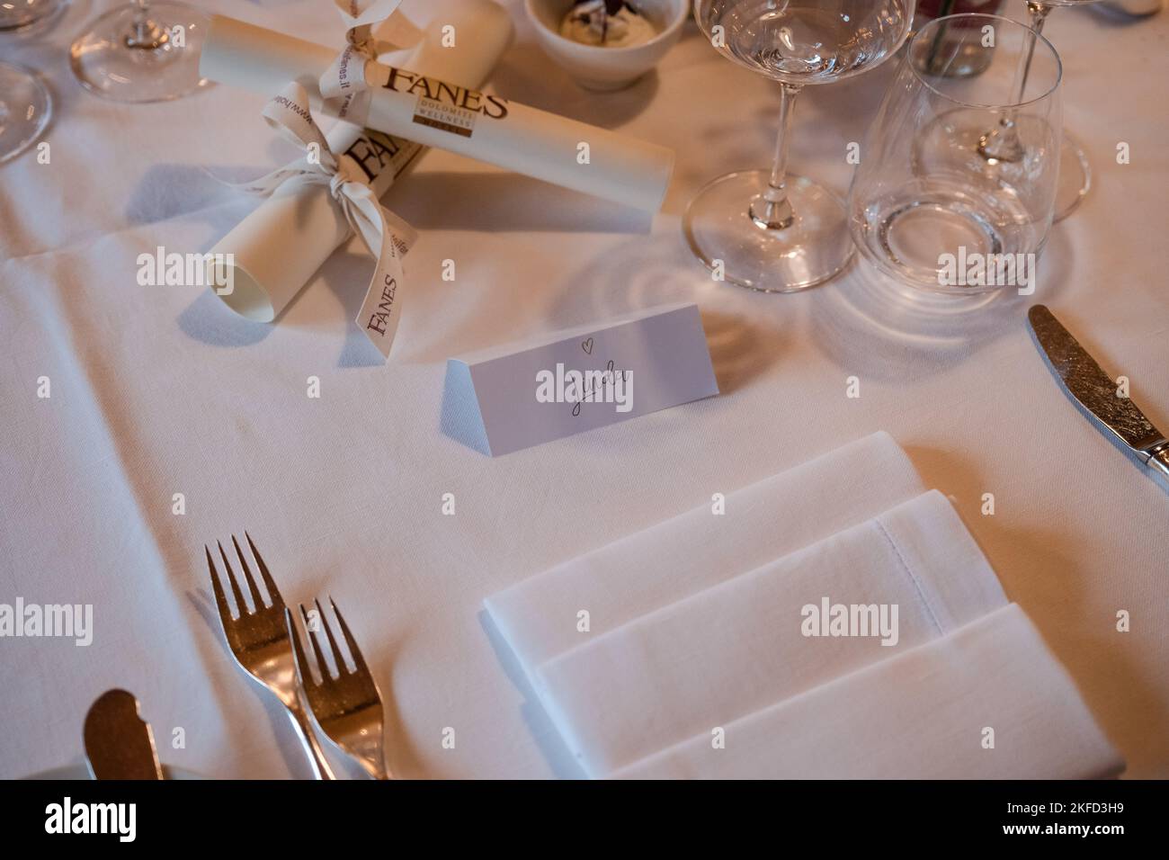 A well-designed table in Bolzano decorated with wedding details ...