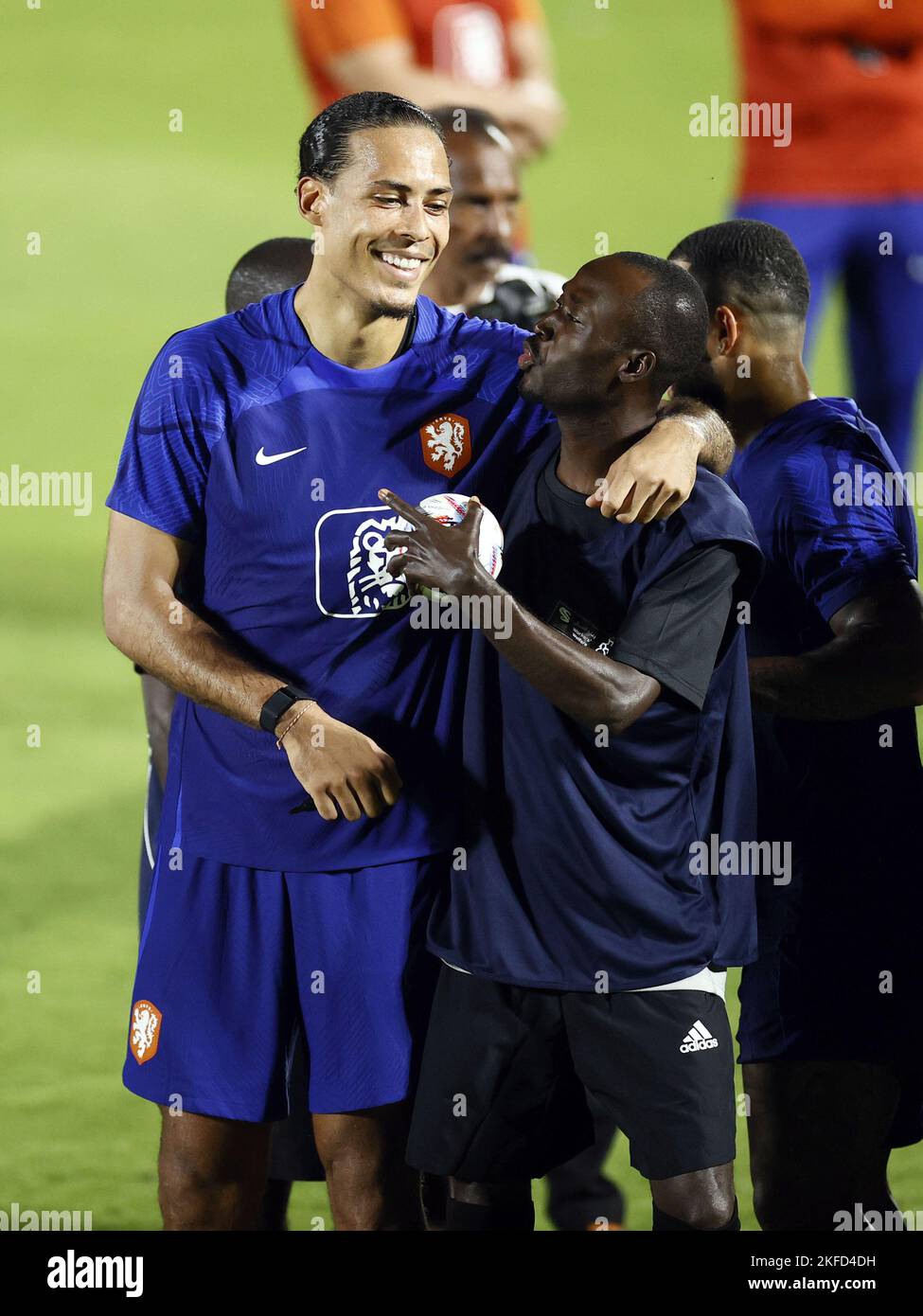 Qatar 2022 workers hi-res stock photography and images - Alamy