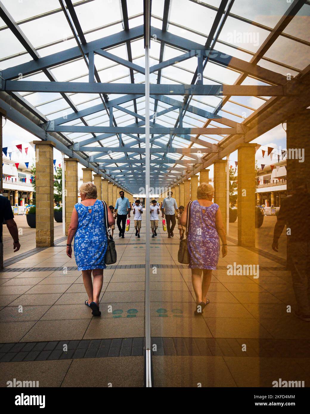 Female window shoppers hi-res stock photography and images - Alamy