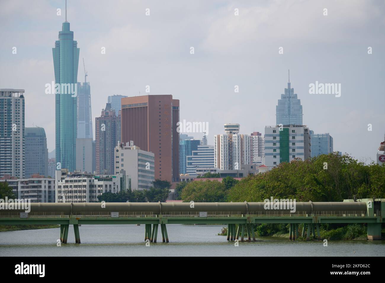 A bridge over the Sheung Yu River and buildings in the background Stock ...