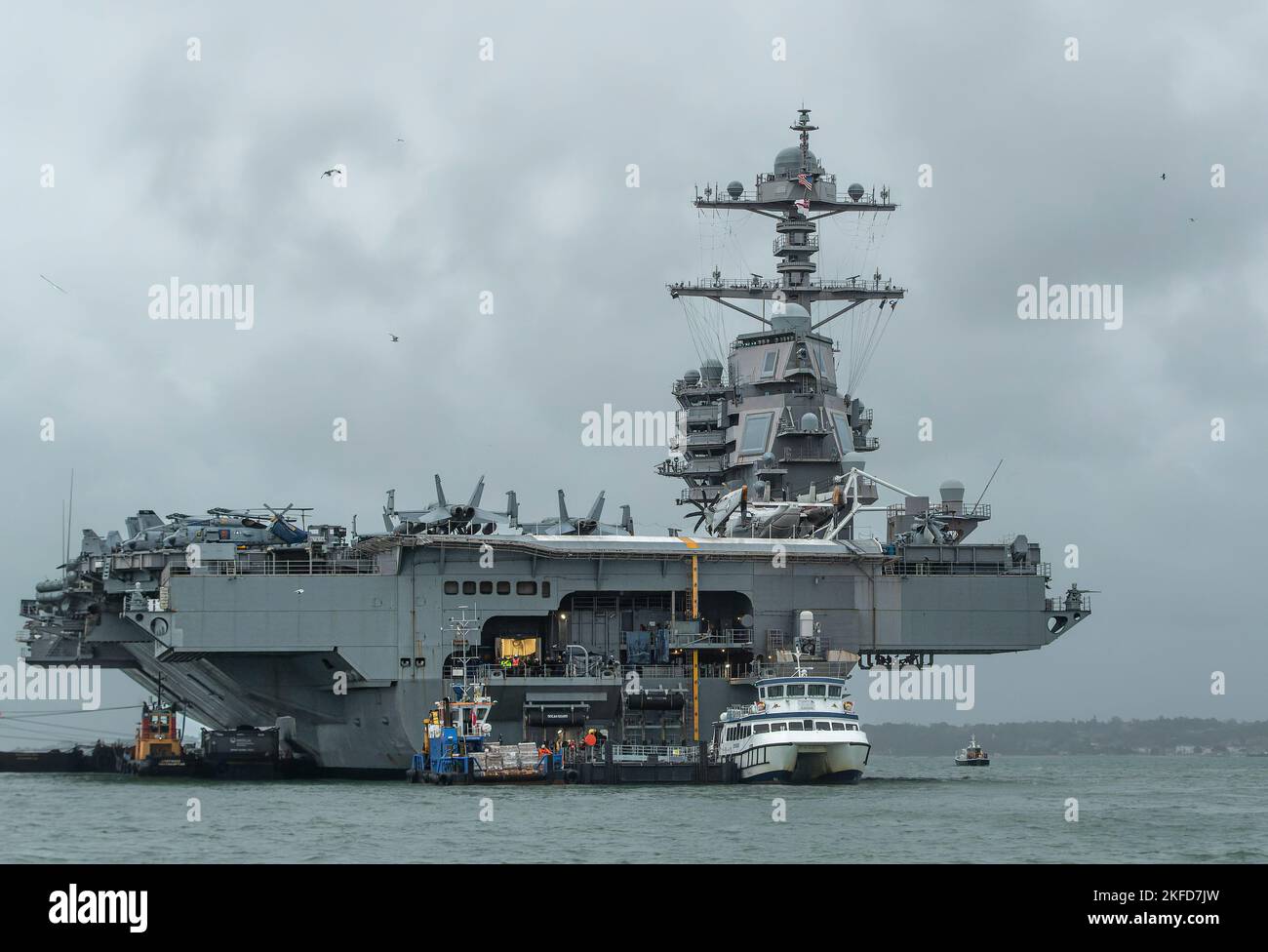 American military at sea hi-res stock photography and images - Alamy
