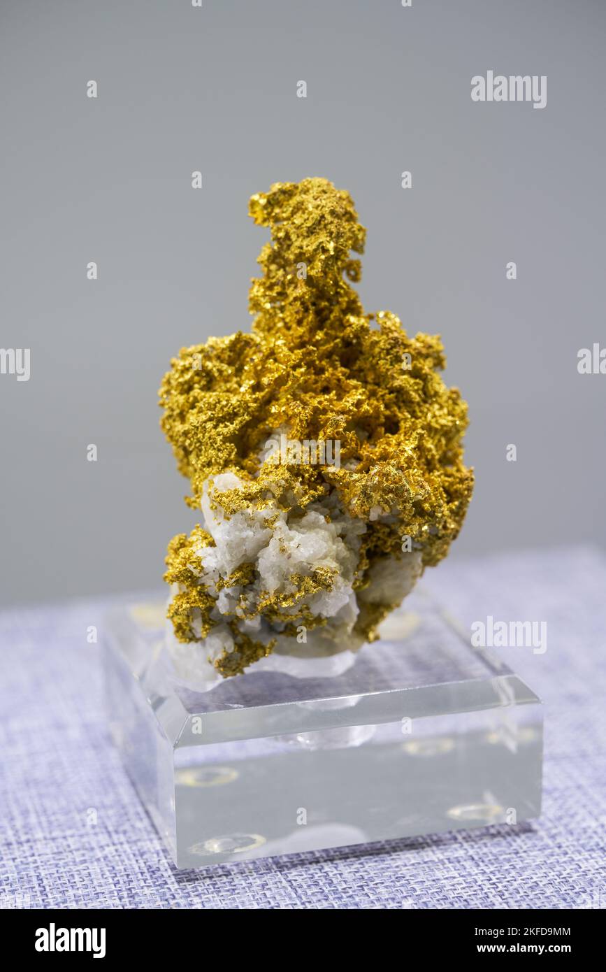 Closeup of a naturally mined gold nugget Stock Photo - Alamy