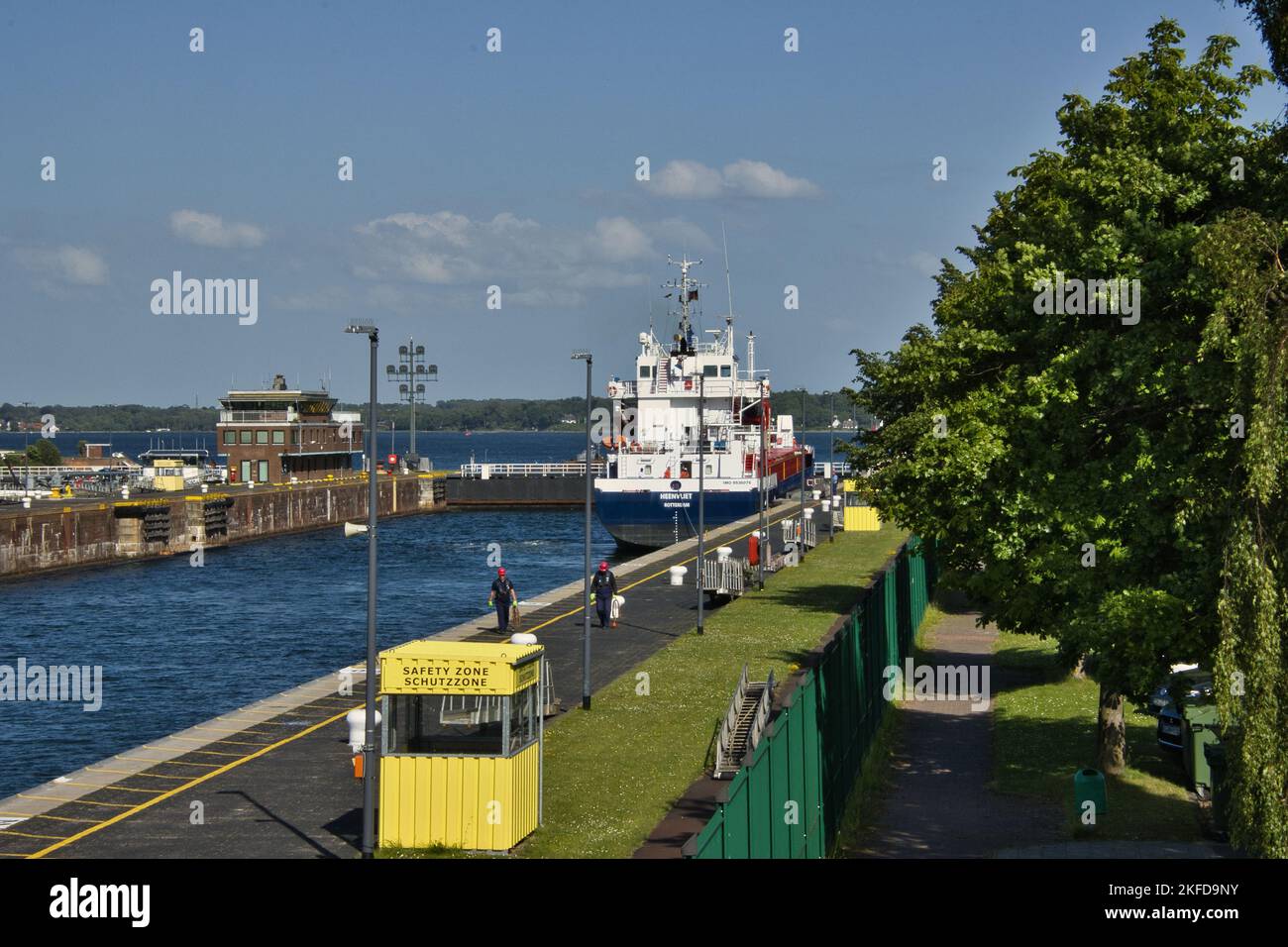 The ship enters the Holtenau lock and is brought to the berth Stock ...
