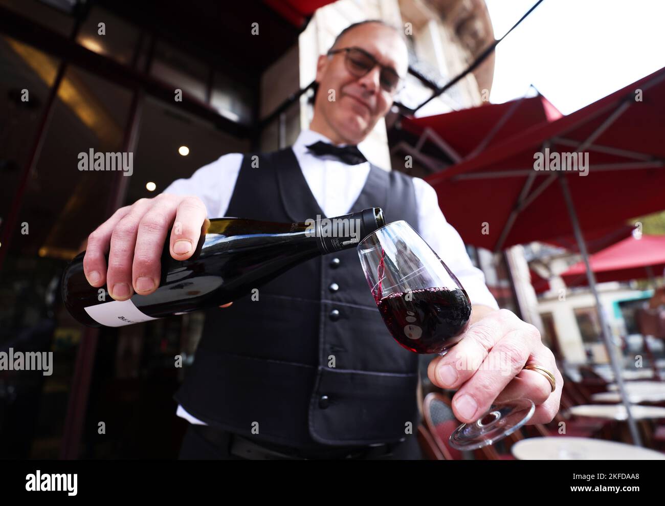 Waiter france 2022 hi-res stock photography and images - Alamy