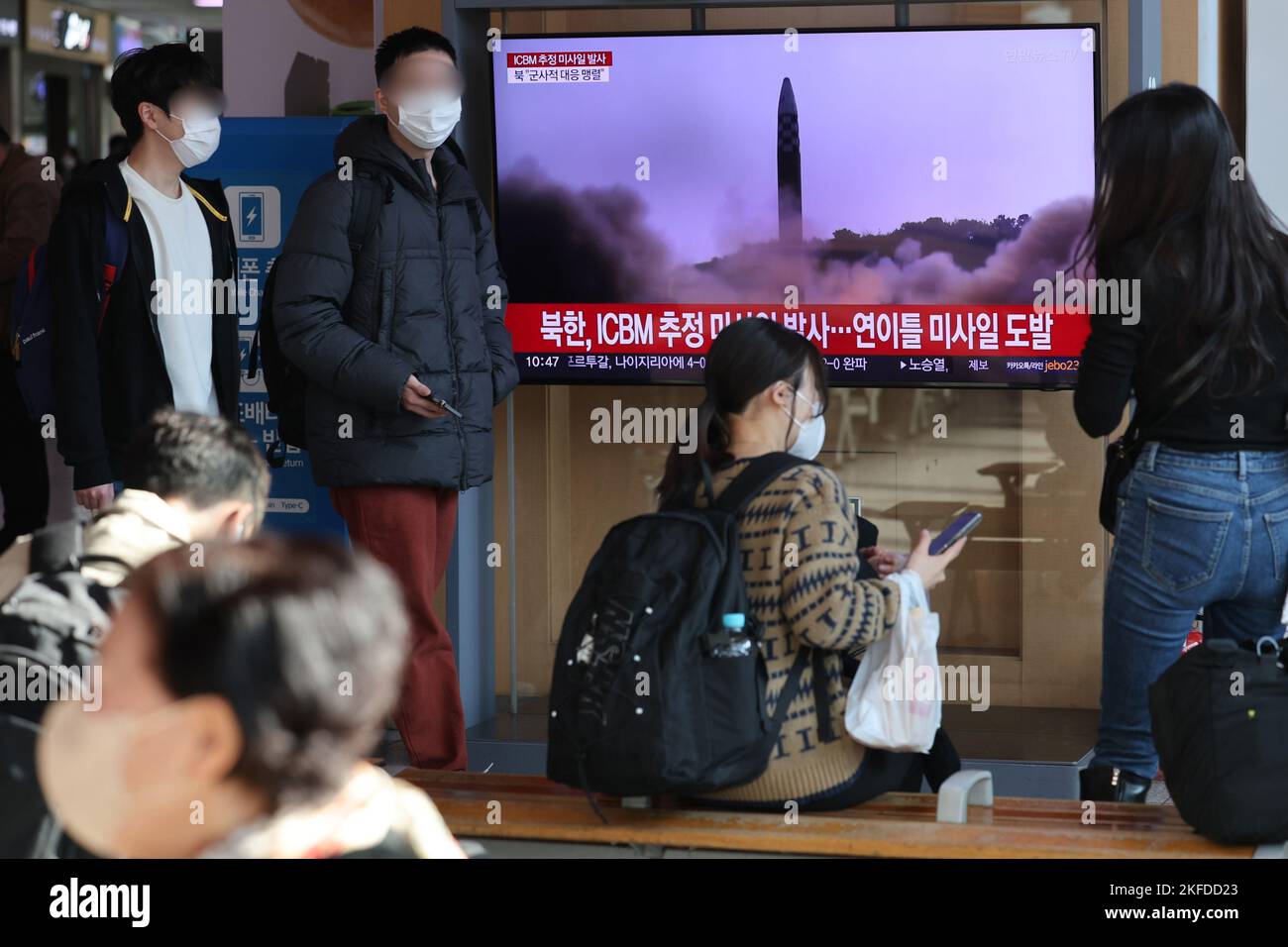 18th Nov, 2022. N.K.'s missile launch People watch a TV report at Seoul ...