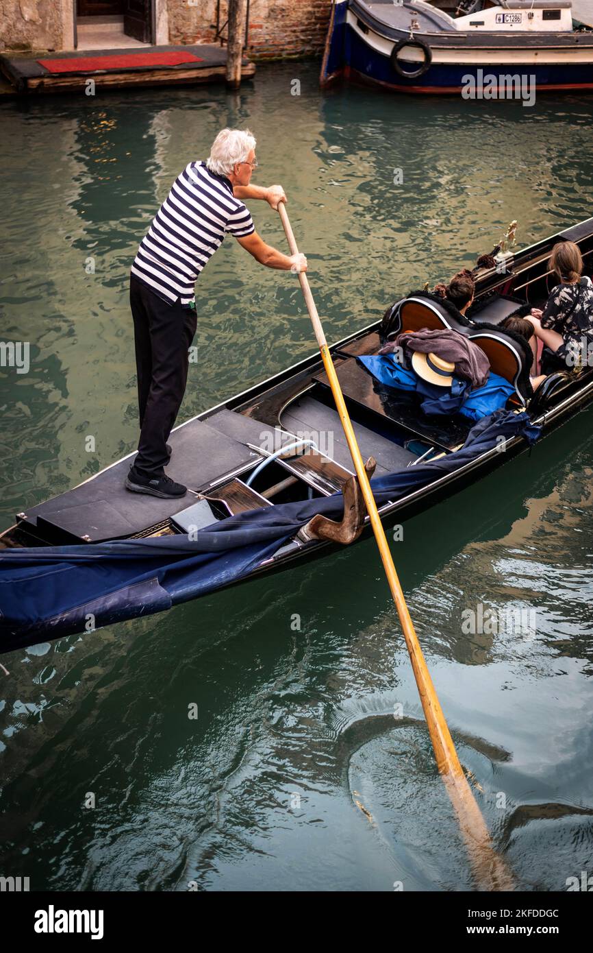 Row a gondola hi-res stock photography and images - Alamy