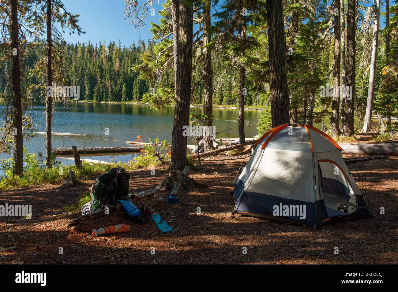 Backpacking camp at Midnight Lake on the Pacific Crest Trail, Oregon ...