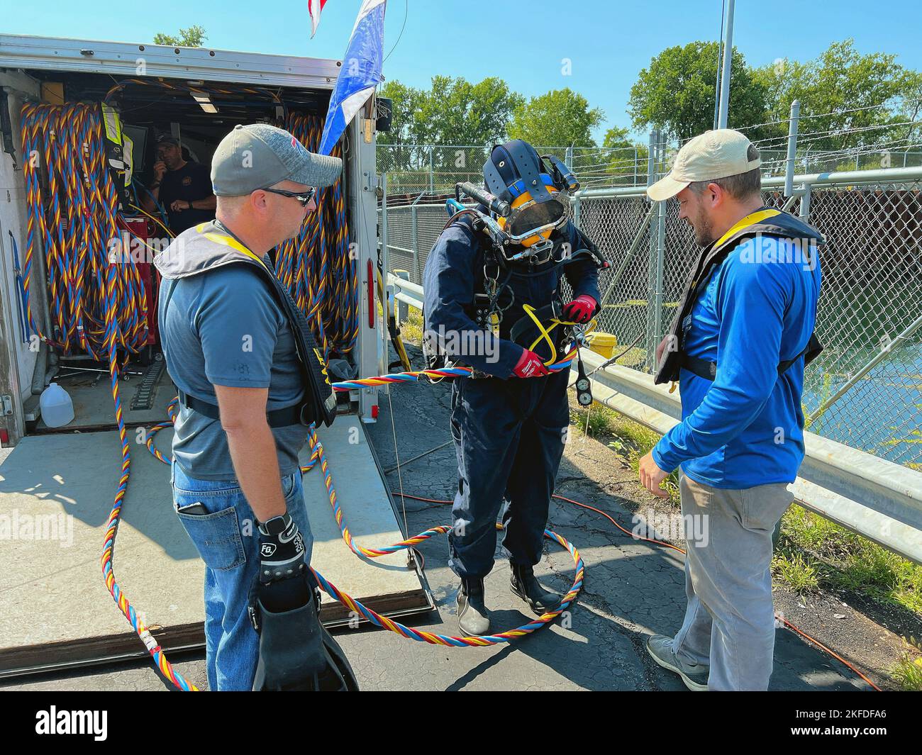 The Army Corps of Engineers, Buffalo District, dive team members ...