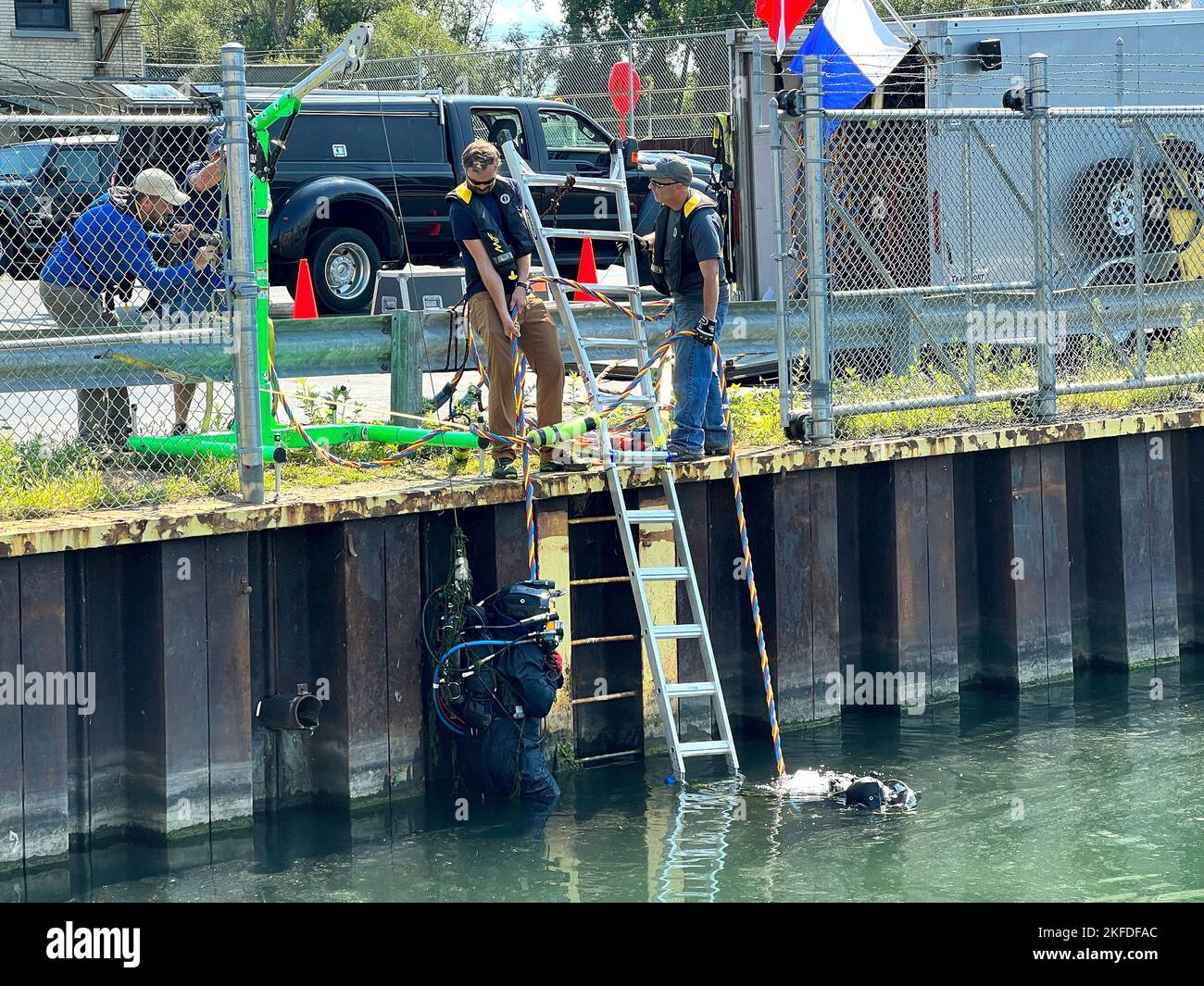 The Army Corps of Engineers, Buffalo District, dive team members ...