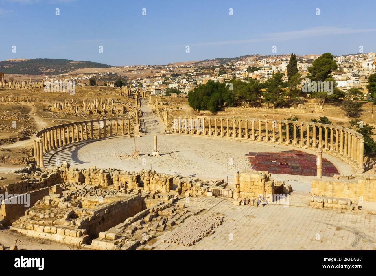 The Oval Forum and Cardo Maximus in ancient Roman city Jerash in Jordan ...