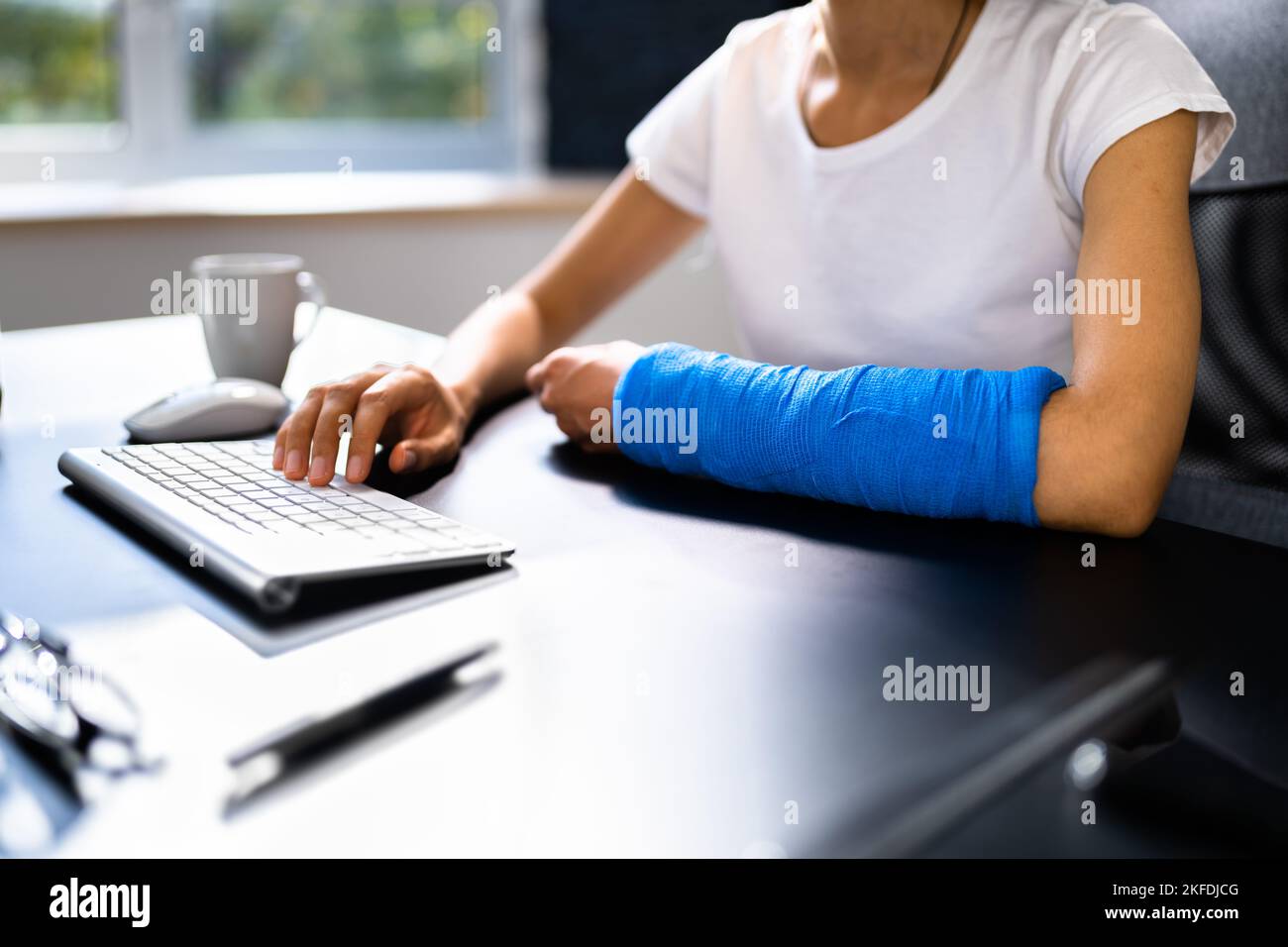 Woman with broken arm hi-res stock photography and images - Alamy
