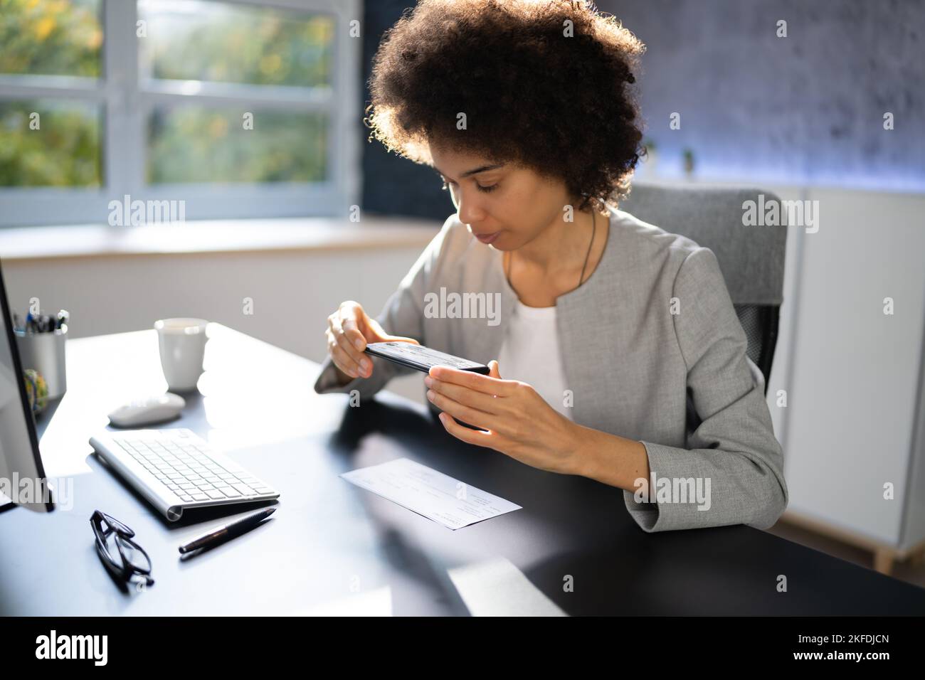Remote Cheque Deposit Using Mobile Phone. Check Capture Stock Photo - Alamy