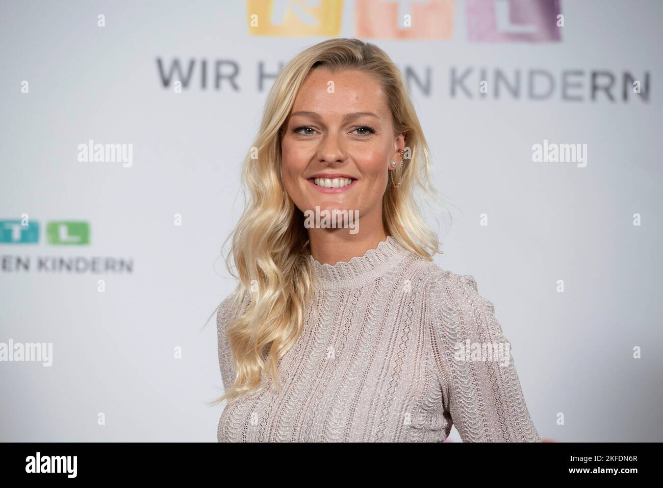 Huerth, Deutschland. 17th Nov, 2022. Miriam HOELLER, presenter, stunt ...