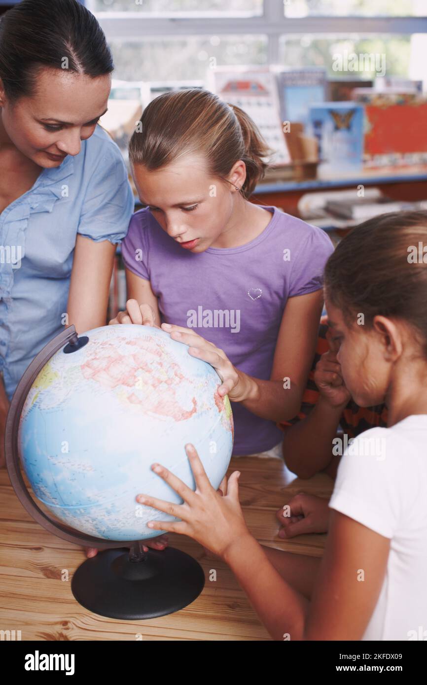 Whats this country like. A group of schoolchildren learning about the ...