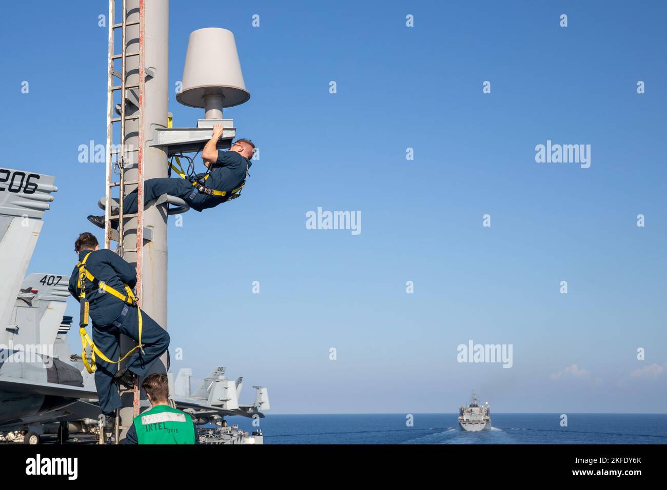 Uss belknap hi-res stock photography and images - Alamy