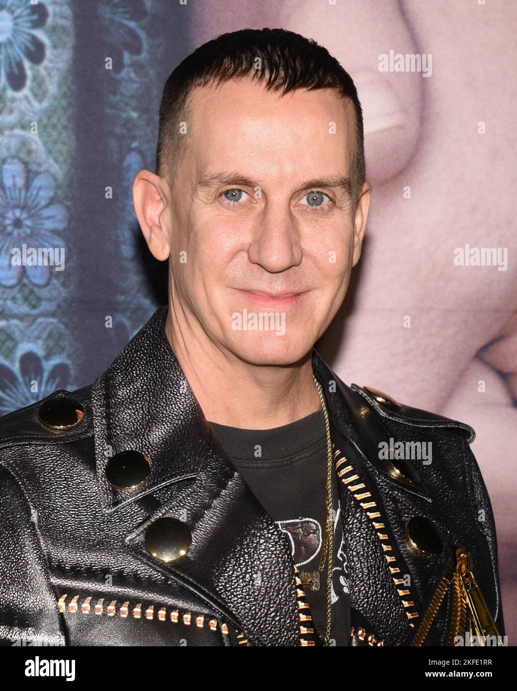 Bb talking hi-res stock photography and images - Alamy