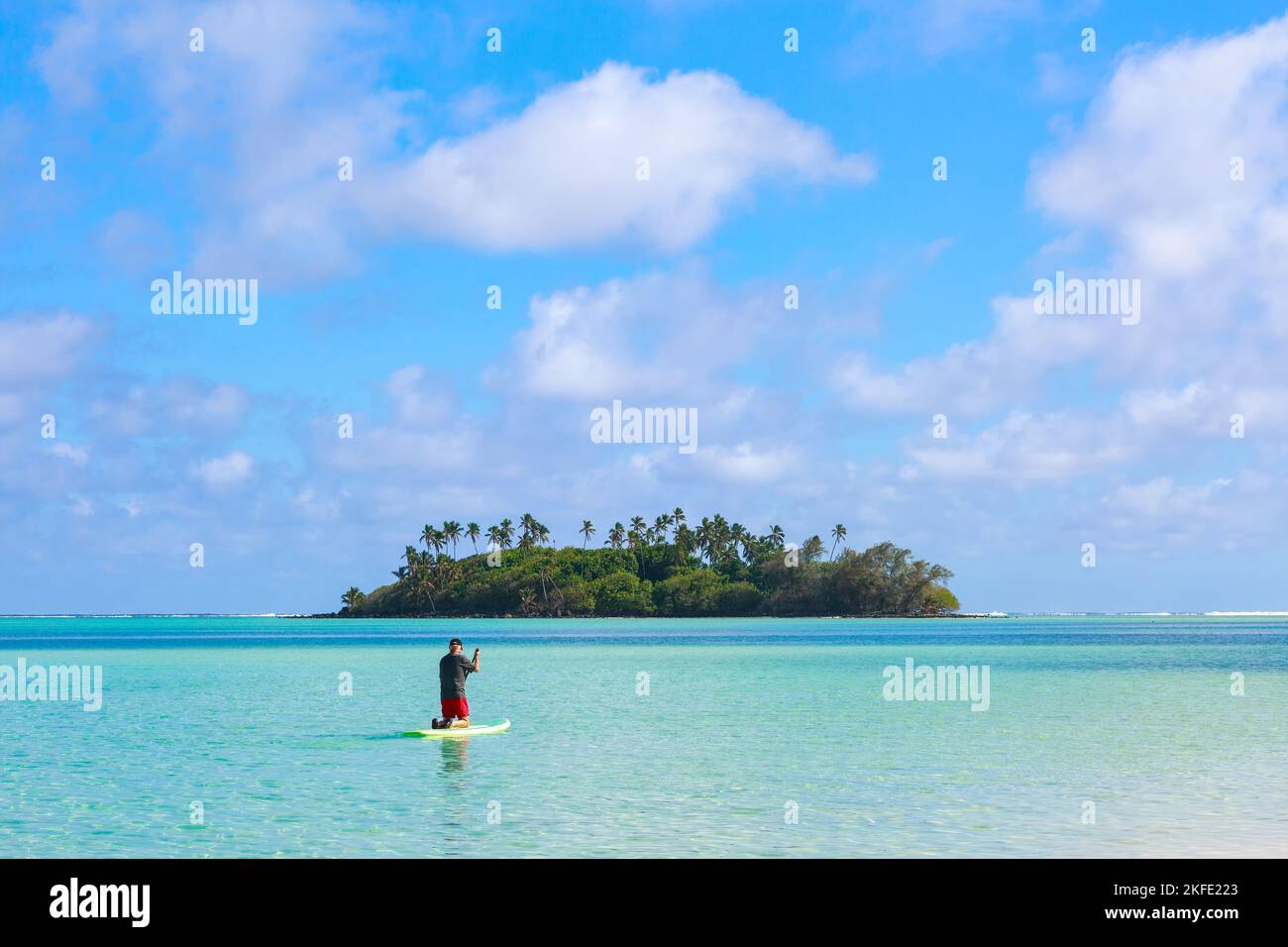 Muri lagoon paddleboarding hi-res stock photography and images - Alamy